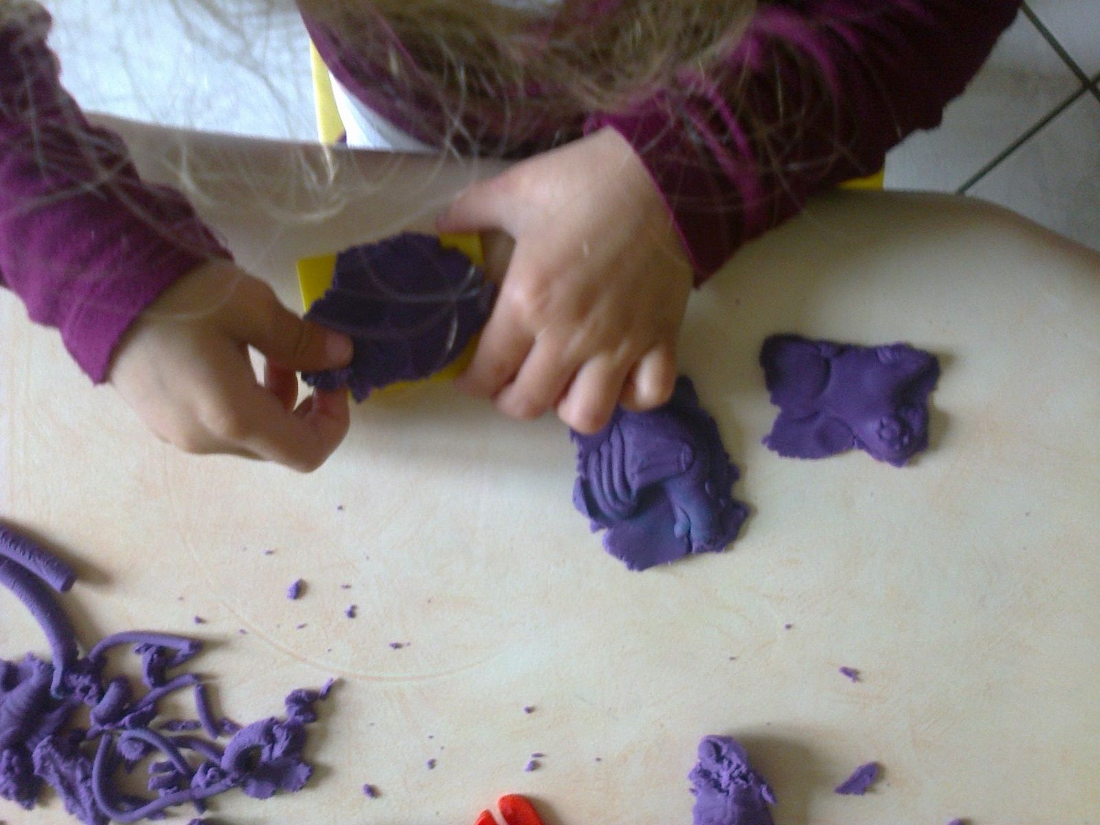 Activité pate à modeler - Assistante maternelle Agréée à Equeurdreville