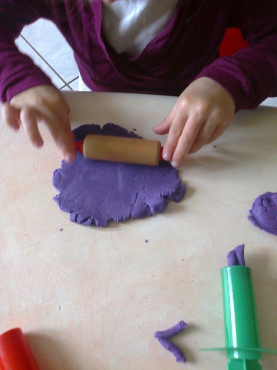 Activité pate à modeler - Assistante maternelle Agréée à Equeurdreville