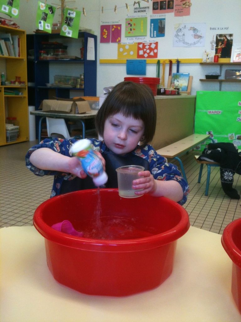 Découverte de l'eau chez les TPS - Ecole Maternelle La Salle - Félix Aunac