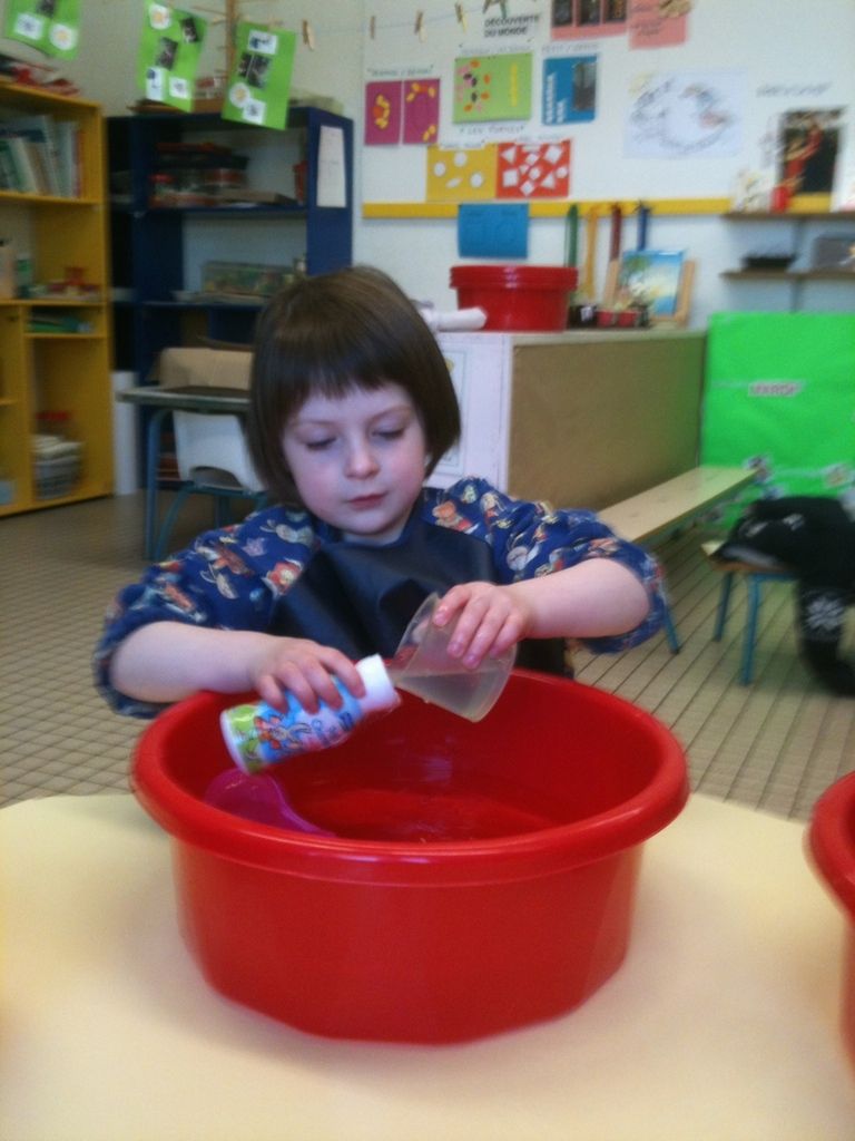 Découverte de l'eau chez les TPS - Ecole Maternelle La Salle - Félix Aunac