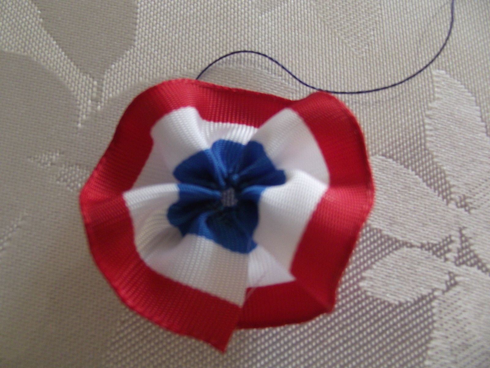 Comment faire une cocarde simple - Cartonnage & loisirs créatifs - L'Atiloc