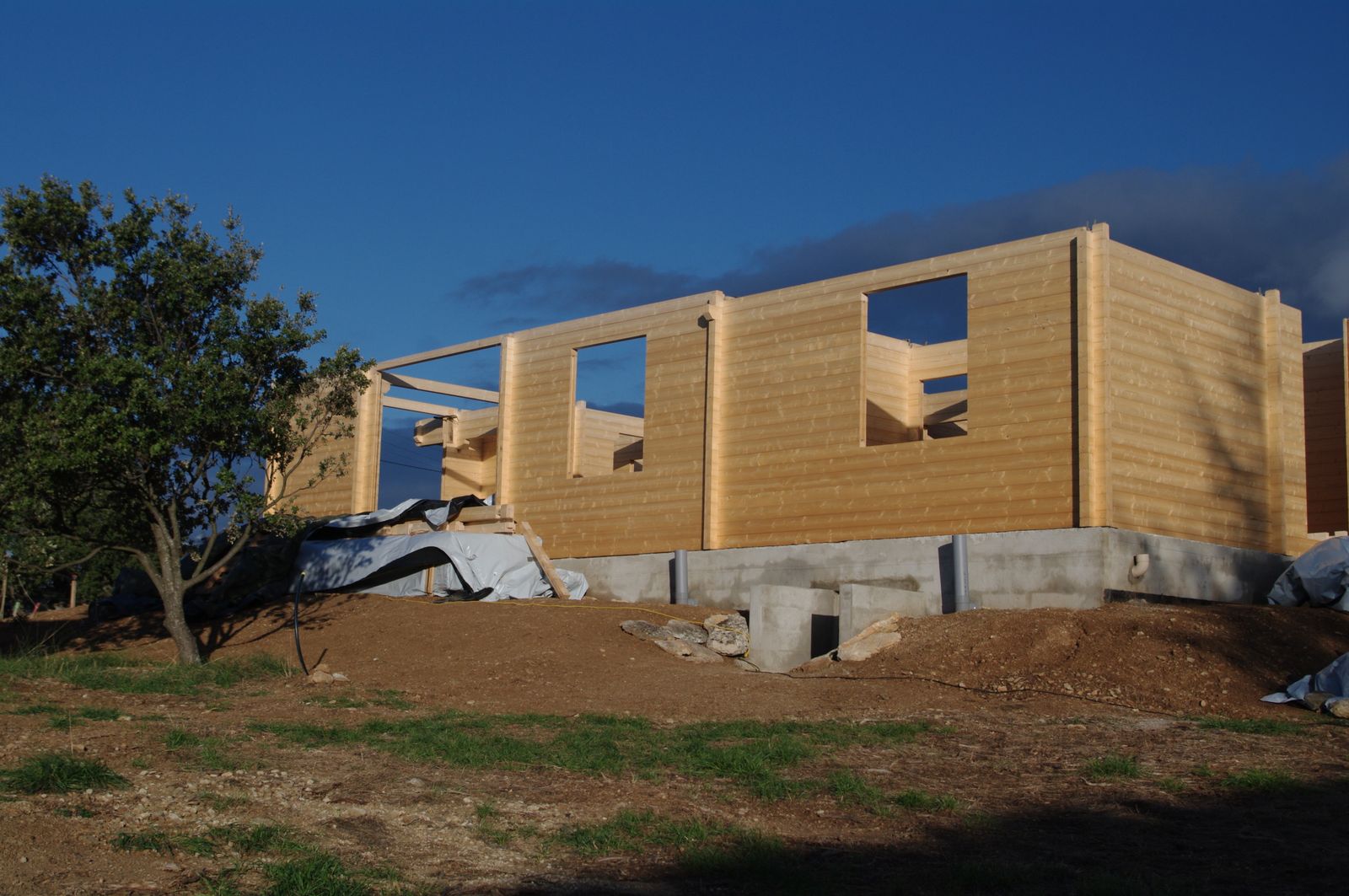 MONTAGE DES MURS EN MADRIERS - Notre maison en bois