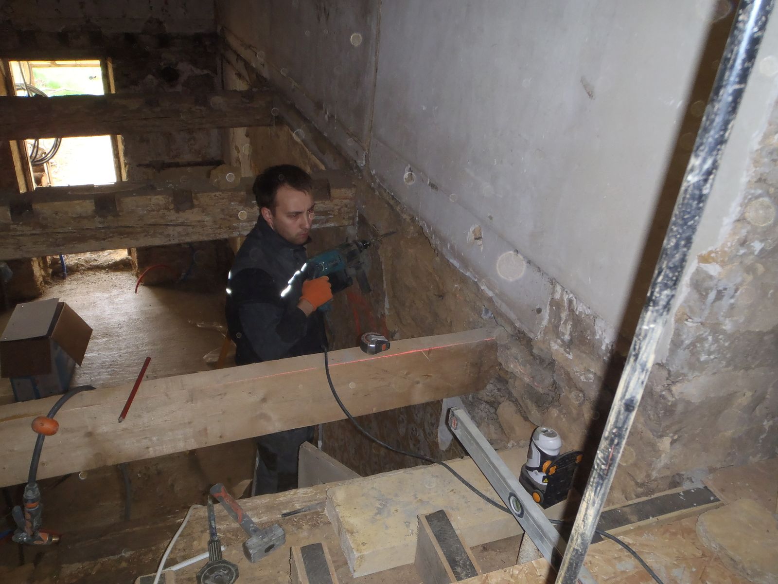 Le 27/04/13 : Coffrage et scellement d'un madrier. - Travaux ...