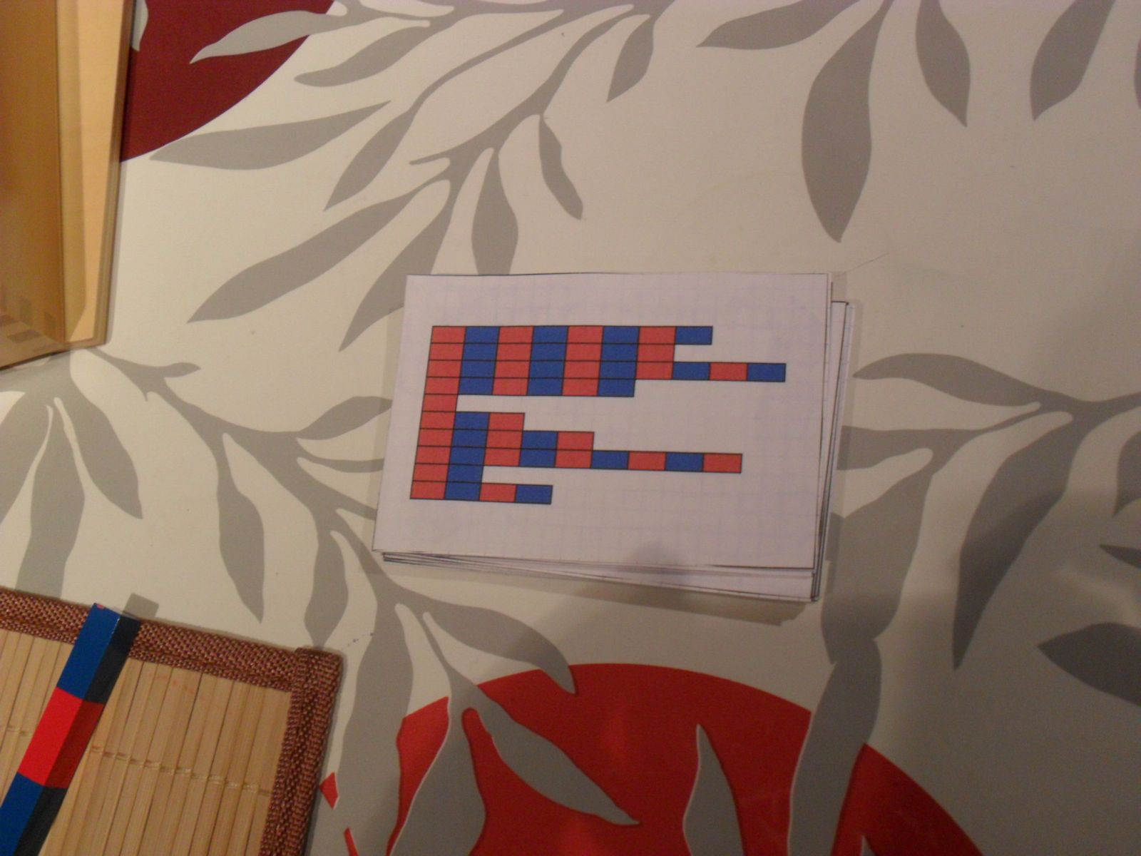 Jeu avec les barres rouges et bleues - Les Ateliers de Cathy