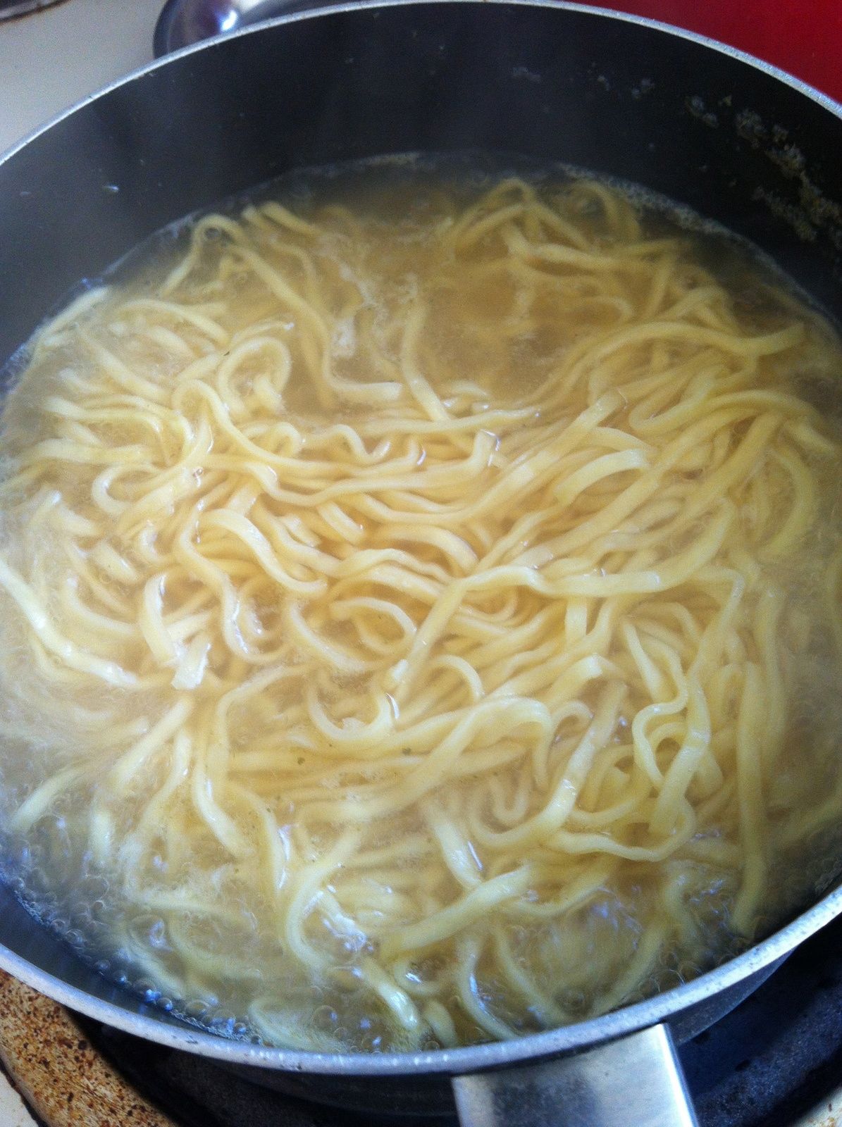 Nouilles aux oeufs bouillies au poulet (mine bouilli poulet) - Petits ...