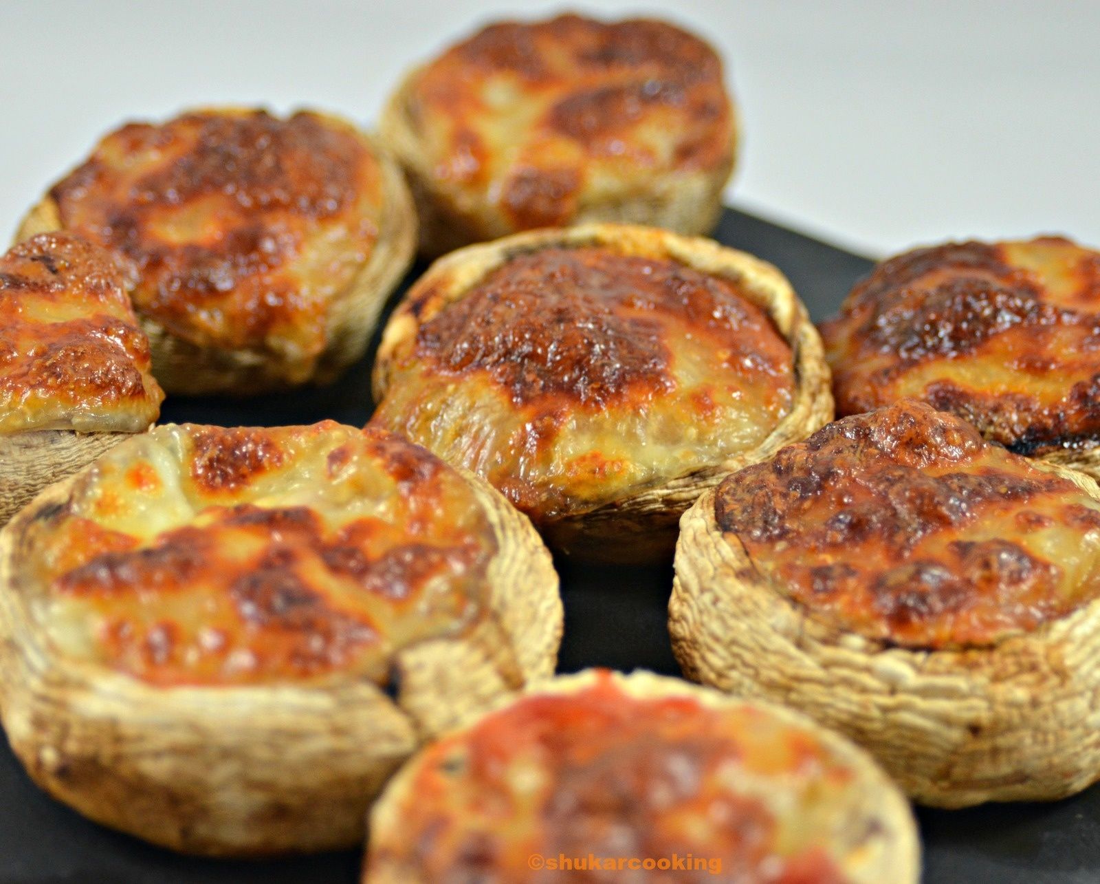 Champignons rôtis aux tomates et mozzarella - Shukar Cooking