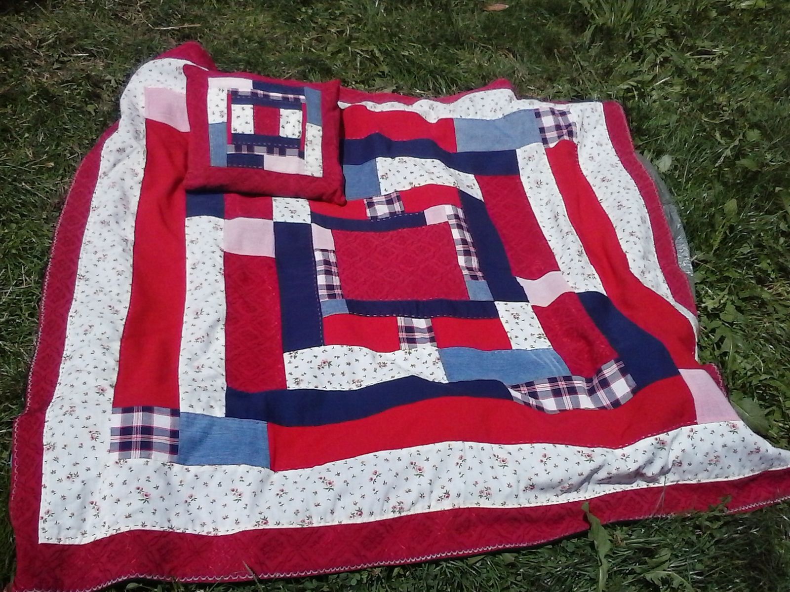 Plaid en patchwork bleu et rouge - brocndeco.overblog.com