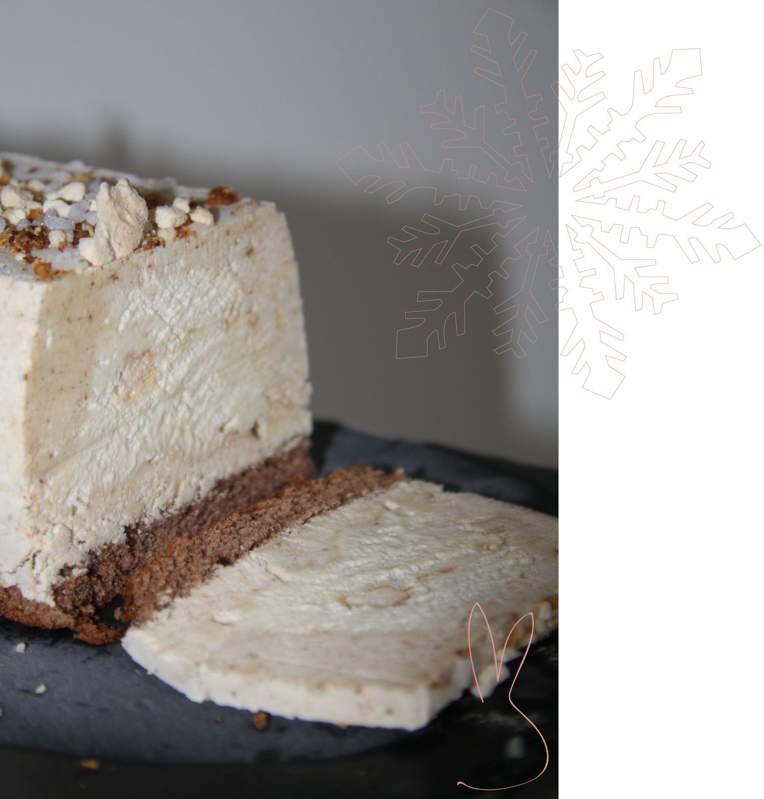 Bûche glacée. Praliné, cœur vanille, éclats de meringue. - Les ...