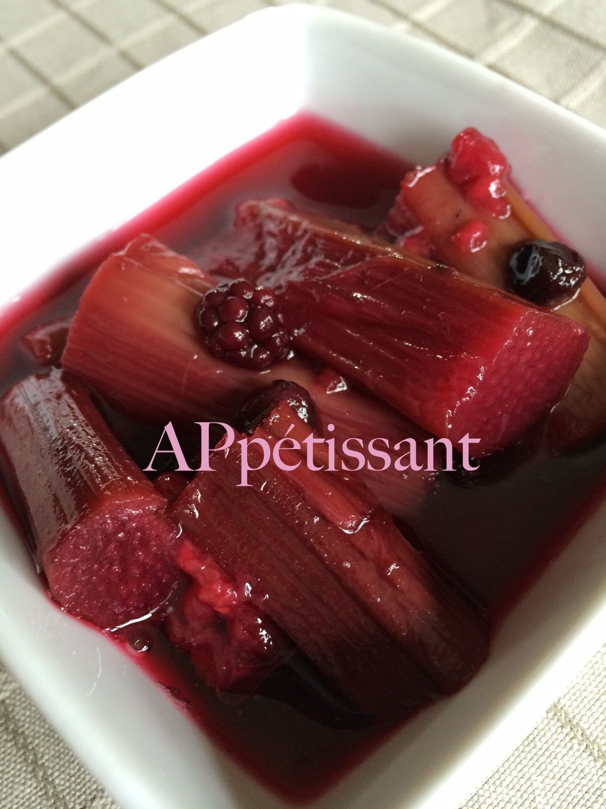 Rhubarbe confite au four aux fruits rouges - APpétissant.be