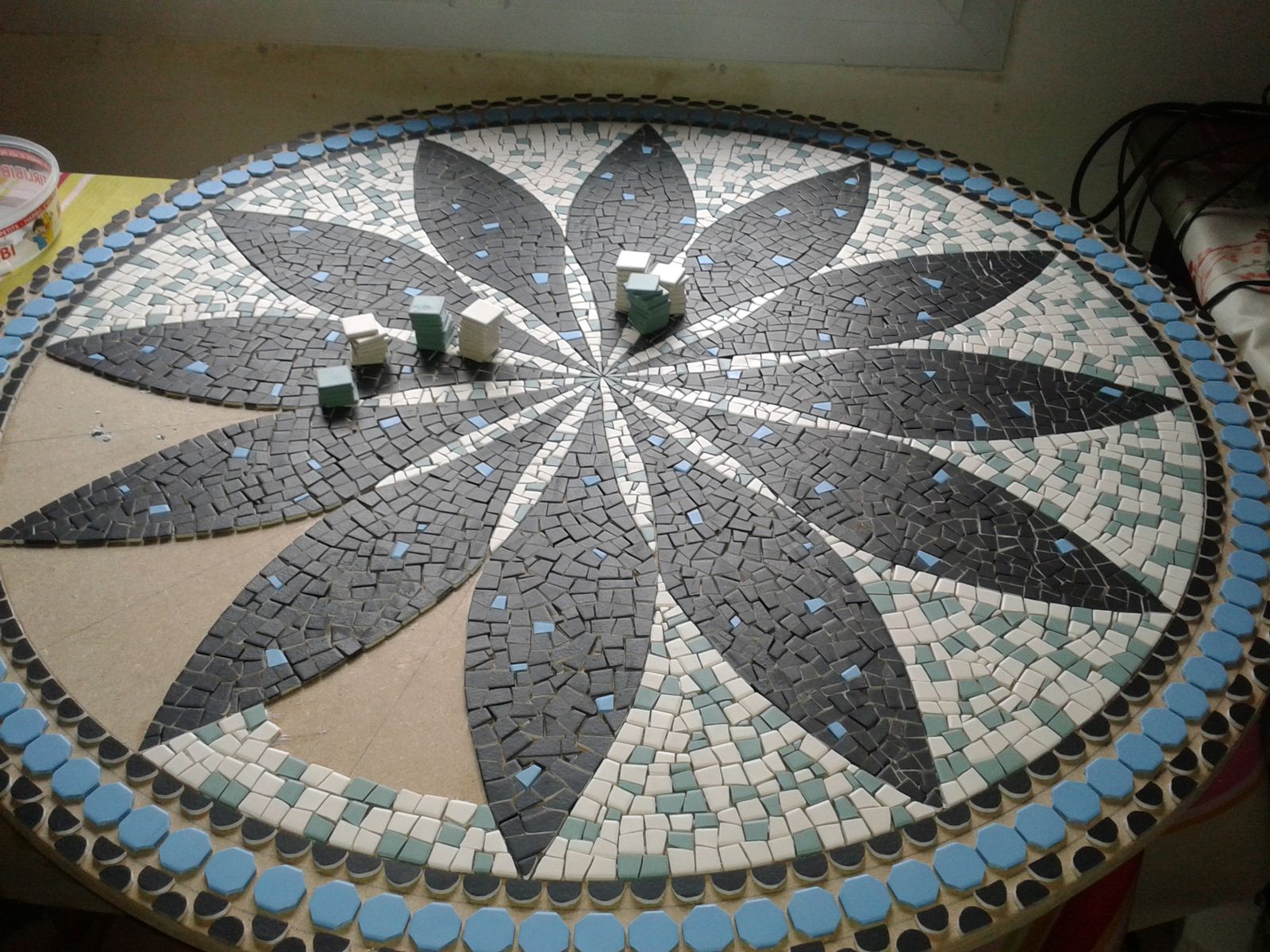 Plateau de table en Mosaïque Mandala fleur - Le blog de lolottepassion