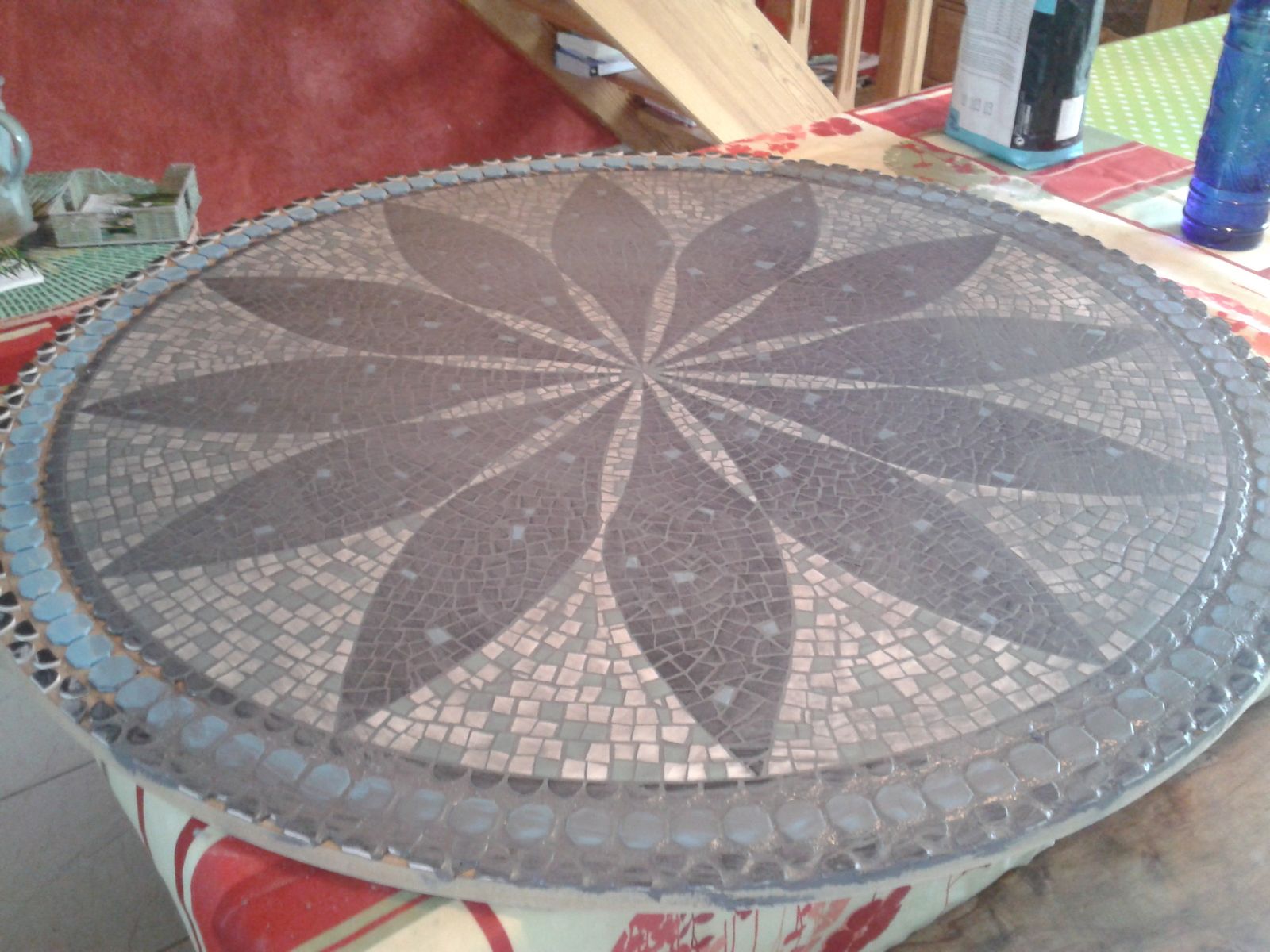 Plateau de table en Mosaïque Mandala fleur - Le blog de lolottepassion