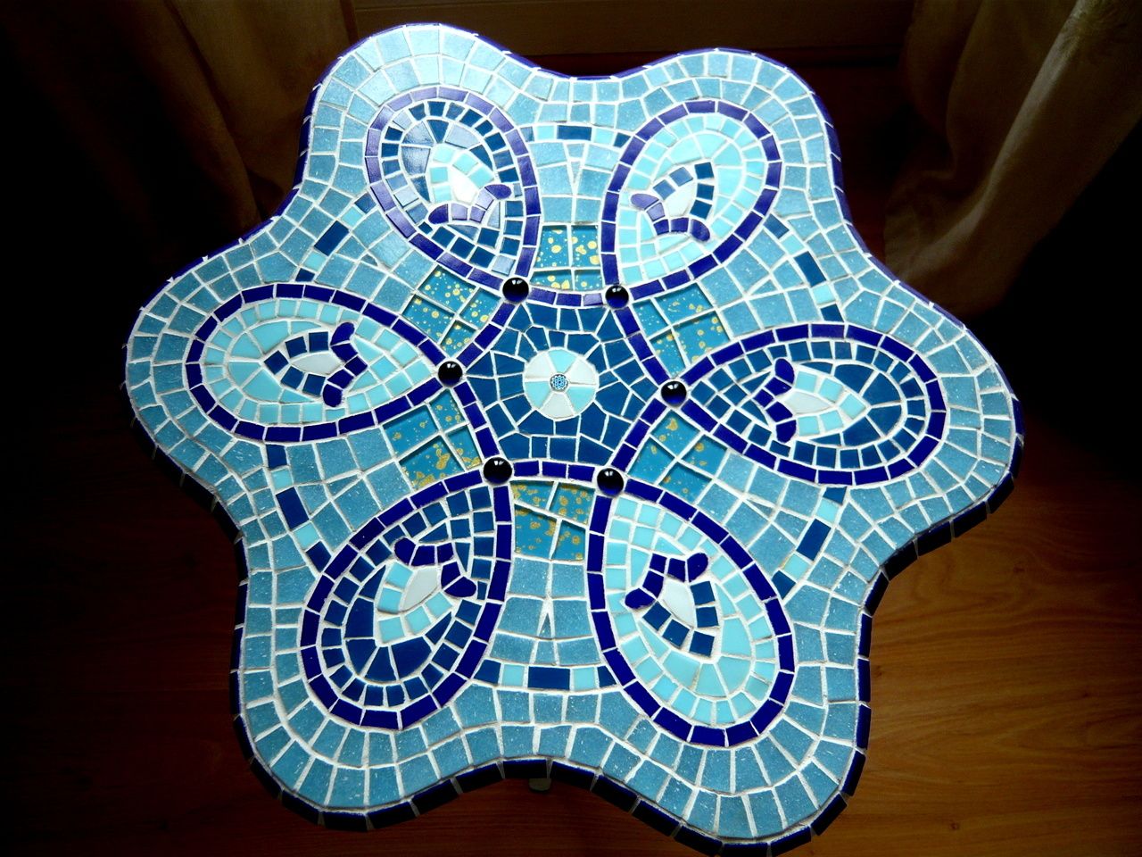 Tables en mosaïque - Créations en céramique et mosaïque pour la décoration