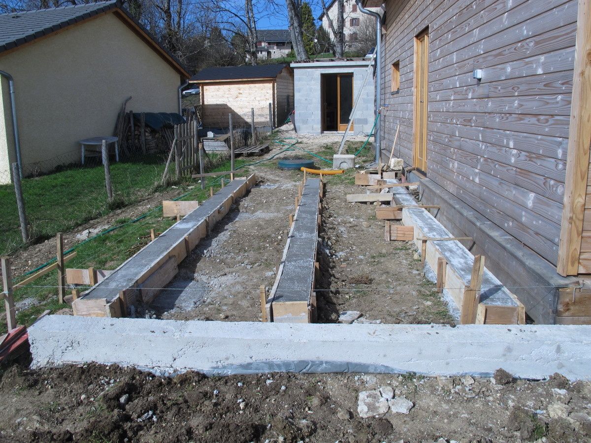Terrasse, étape 2 : les longrines - Maison en paille dans le Bugey