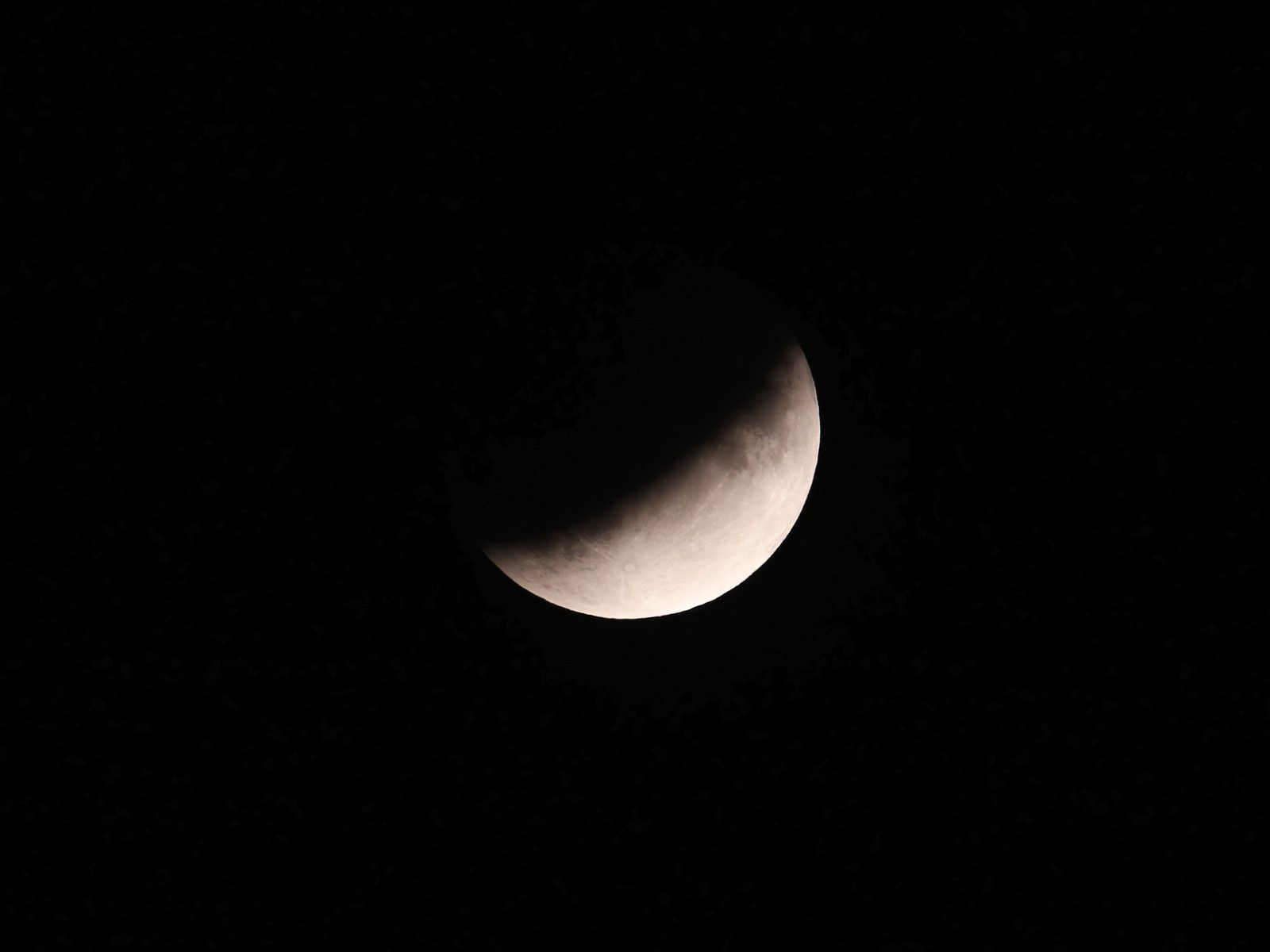 Eclipse partielle de lune hier soir - Le blog de Denis Attinault