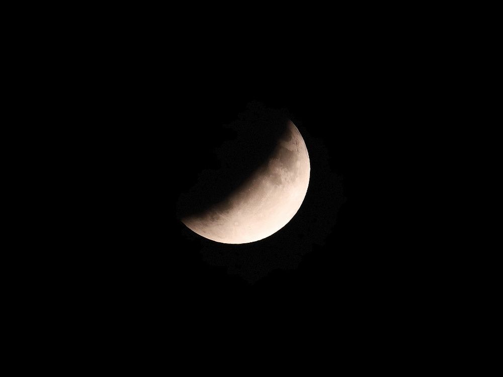 Eclipse partielle de lune hier soir - Le blog de Denis Attinault