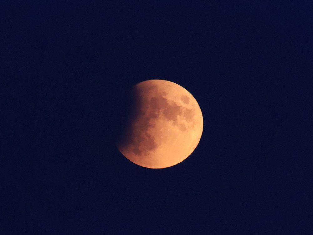 Eclipse partielle de lune hier soir - Le blog de Denis Attinault