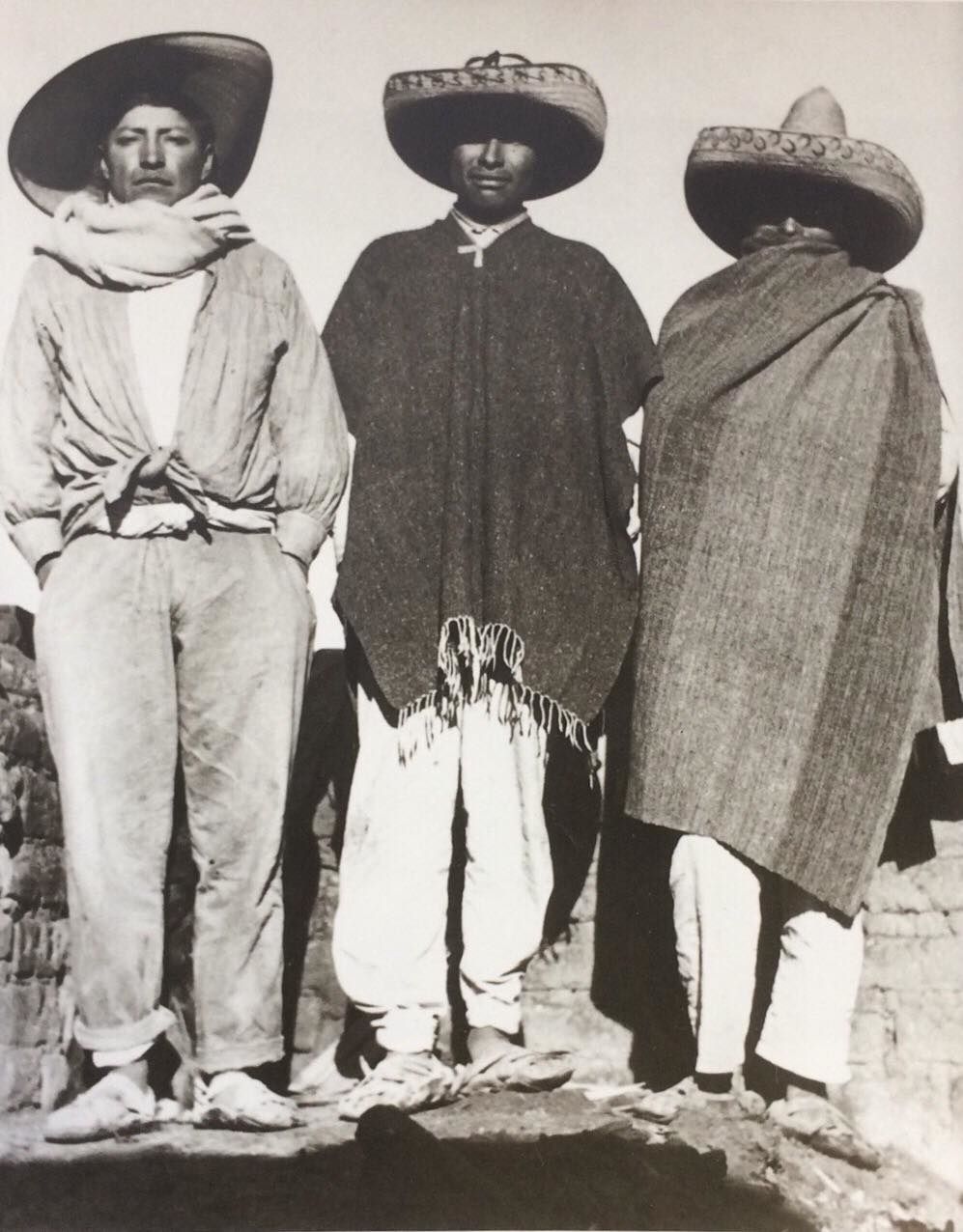 Paul Strand - Men of Santa Ana et Tina Modotti - Three ways to wear a serape - Blog des histoire ...