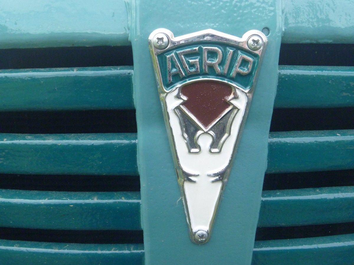 SAINT-PIERRE-LES-BOIS DANS LE CHER FÊTE AGRICOLE DES VIEUX TRACTEURS ...