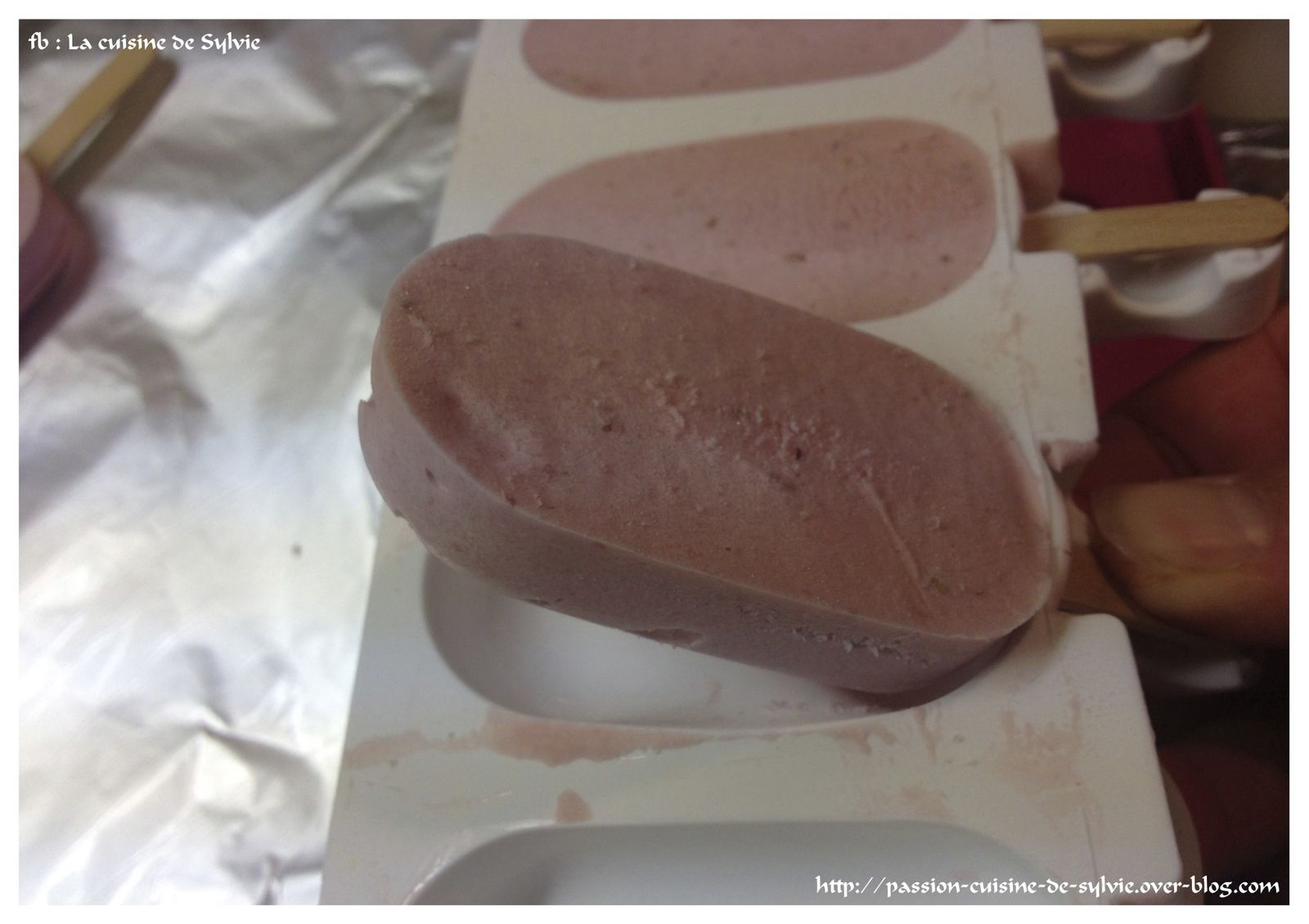 Mini magnum fraises/framboises enrobage chocolat blanc amandes grillées ...