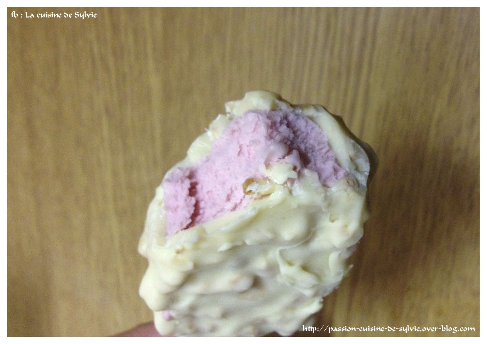 Mini magnum fraises/framboises enrobage chocolat blanc amandes grillées ...