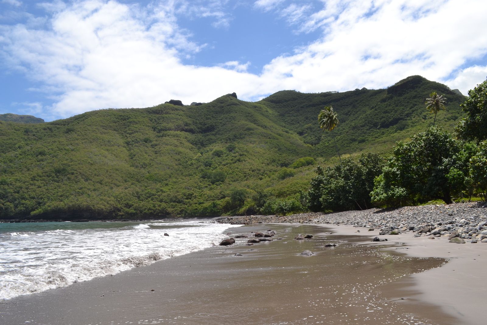 Nuku Hiva - La baie Colette et petit tour en Twin Otter - La Semet ...