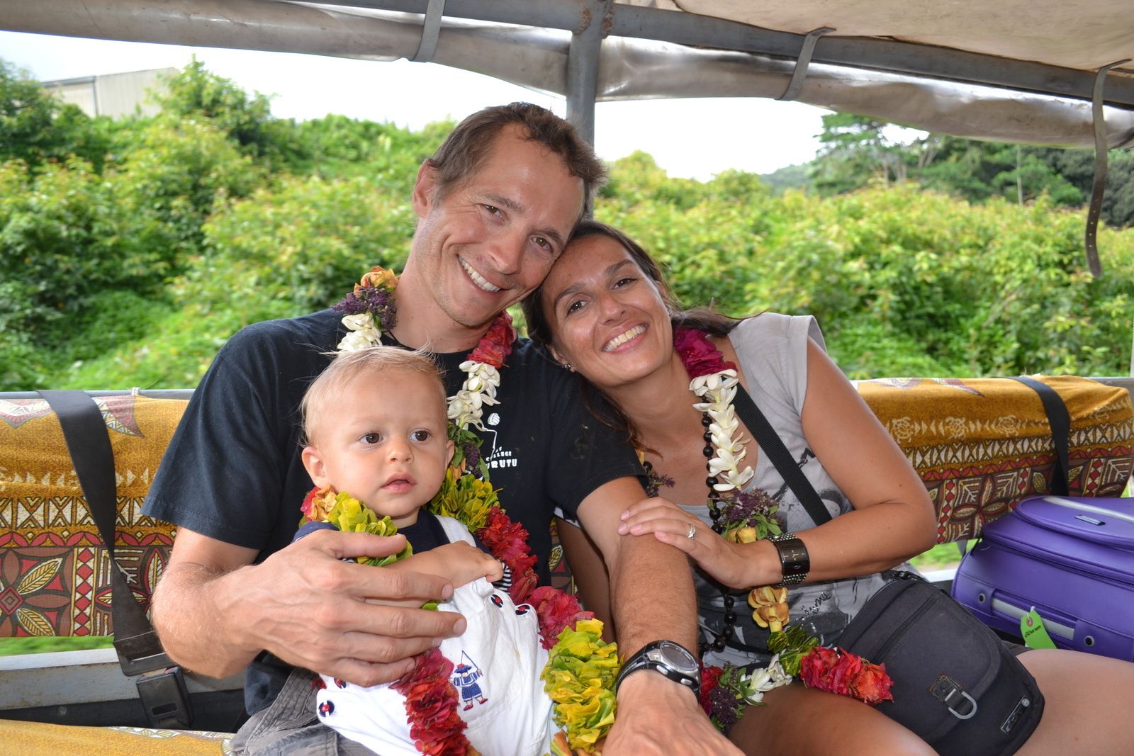 Nuku Hiva - La baie Colette et petit tour en Twin Otter - La Semet ...