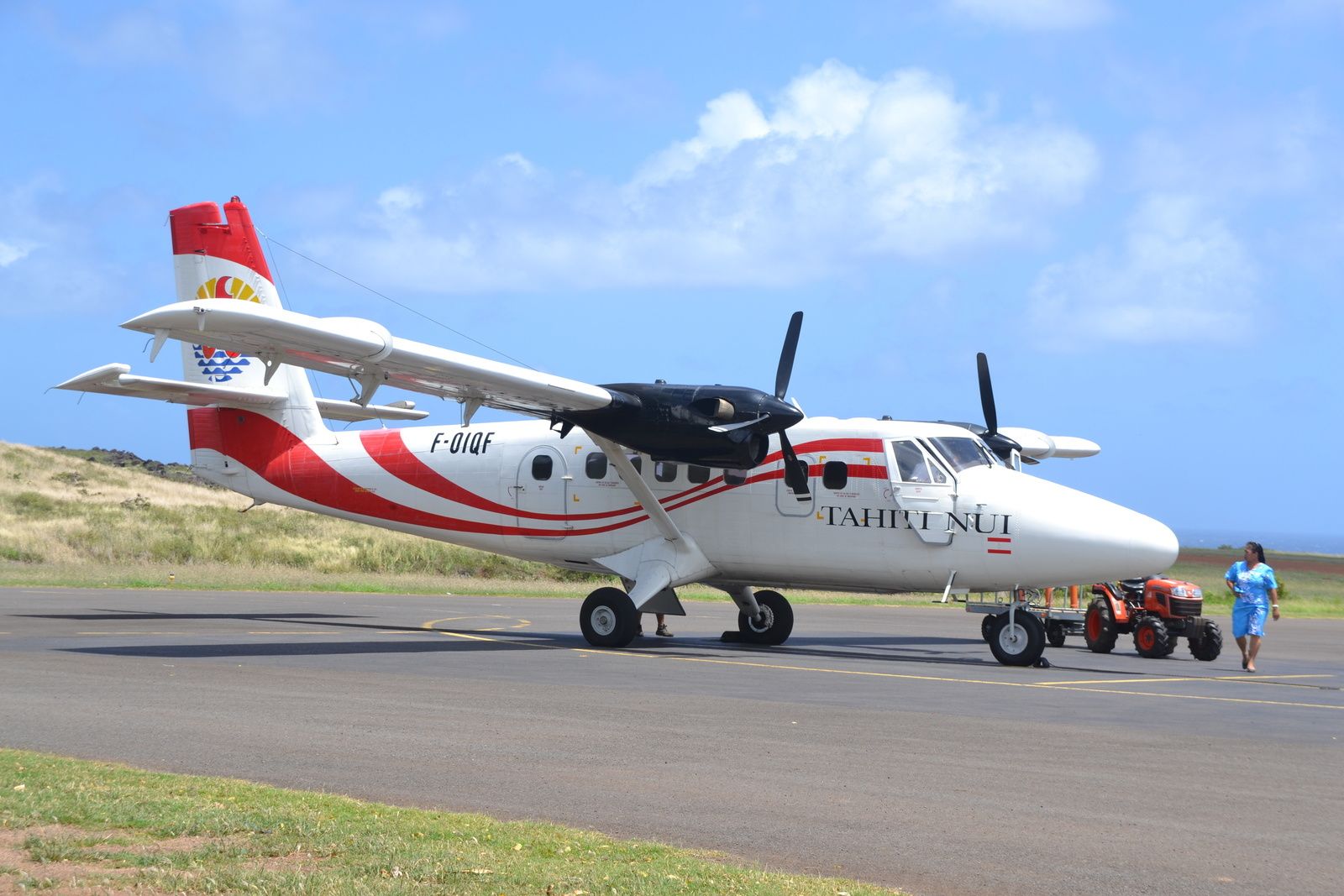 Nuku Hiva - La baie Colette et petit tour en Twin Otter - La Semet ...