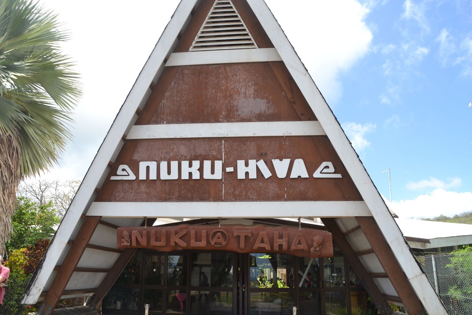 Nuku Hiva - La baie Colette et petit tour en Twin Otter - La Semet ...