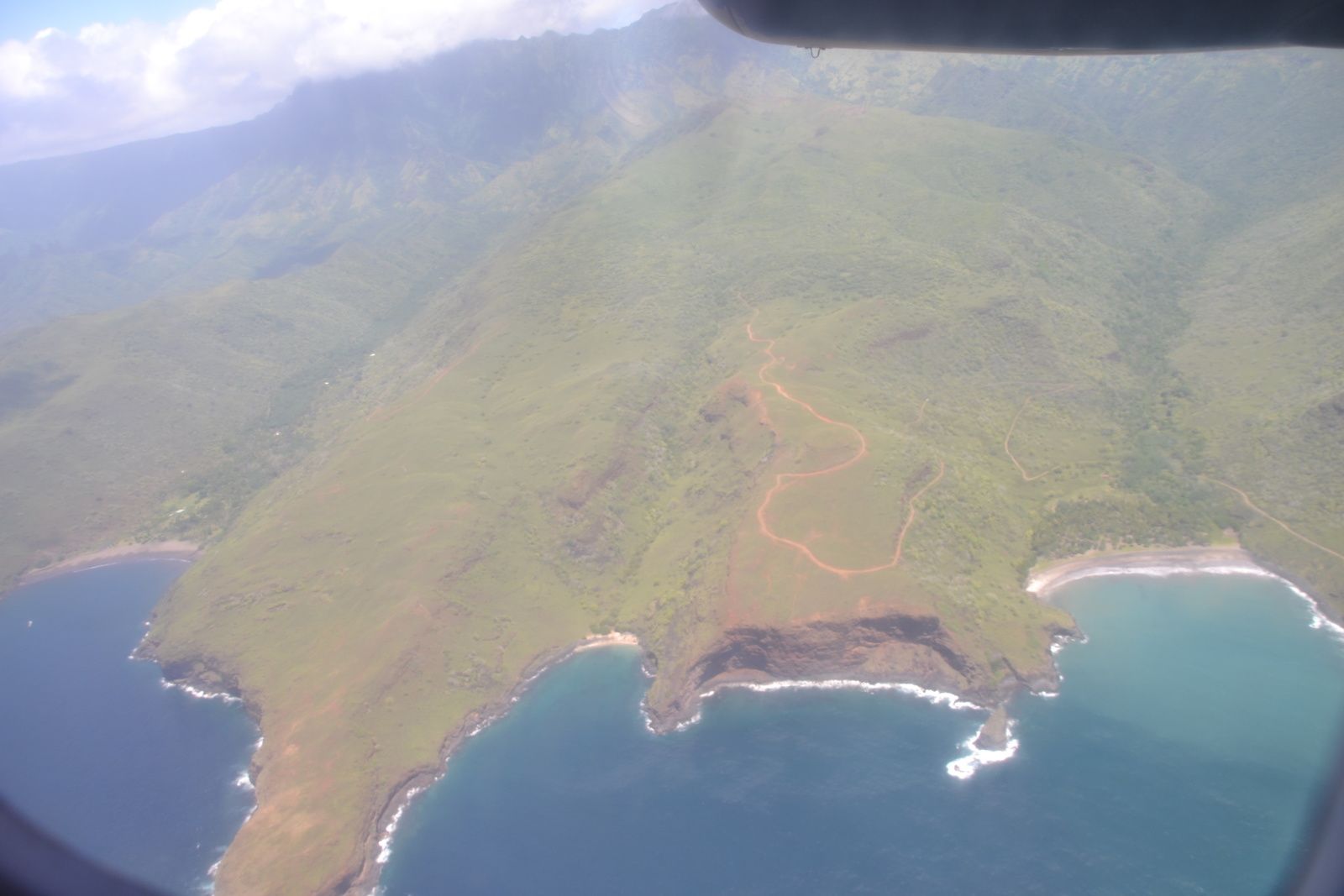 Nuku Hiva - La baie Colette et petit tour en Twin Otter - La Semet ...