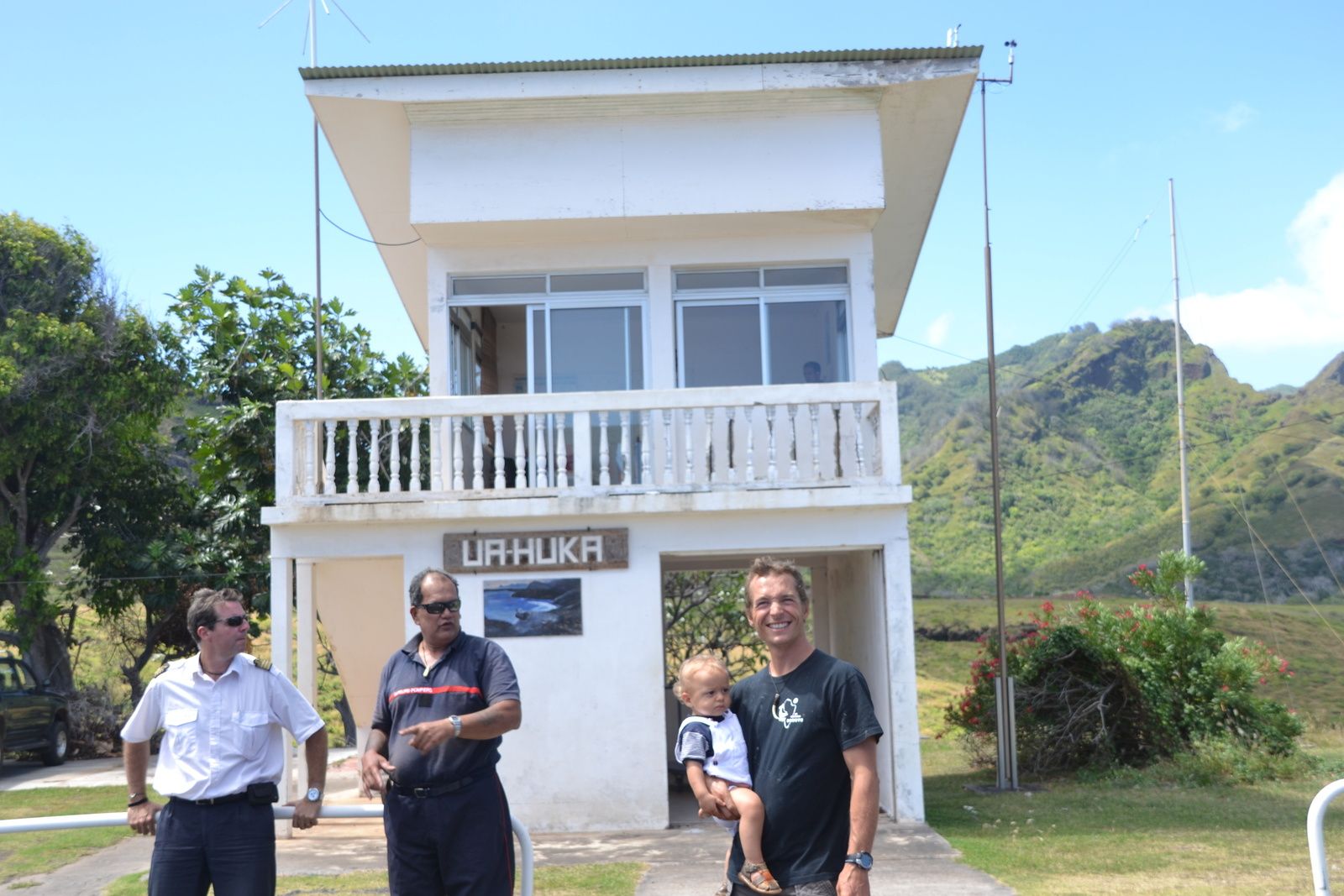 Nuku Hiva - La baie Colette et petit tour en Twin Otter - La Semet ...