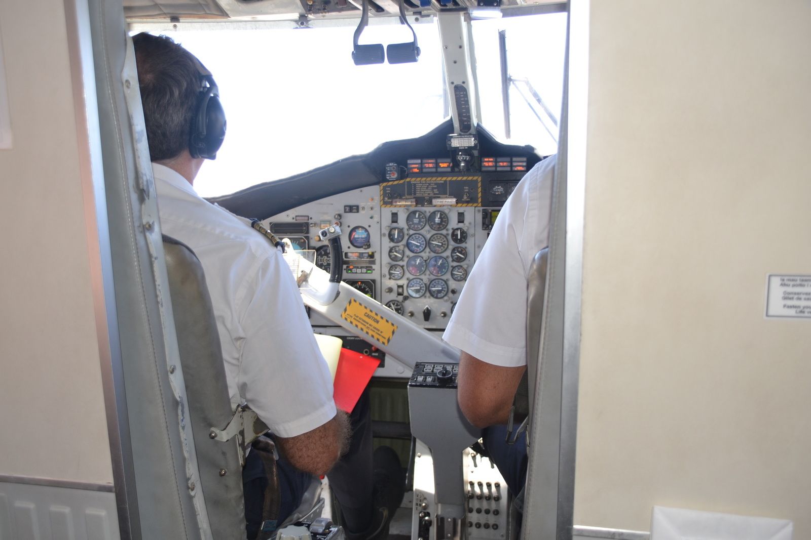 Nuku Hiva - La baie Colette et petit tour en Twin Otter - La Semet ...