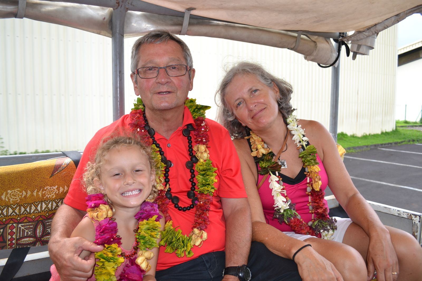 Nuku Hiva - La baie Colette et petit tour en Twin Otter - La Semet ...