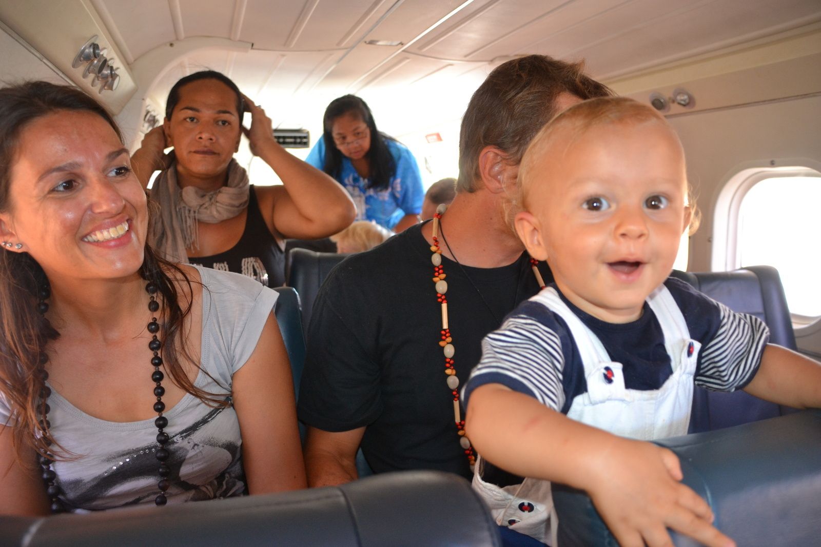 Nuku Hiva - La baie Colette et petit tour en Twin Otter - La Semet ...