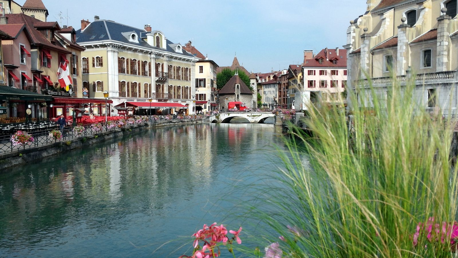 Annecy - Les Balcons du Lac - Château Menthon Saint Bernard - Cité ...