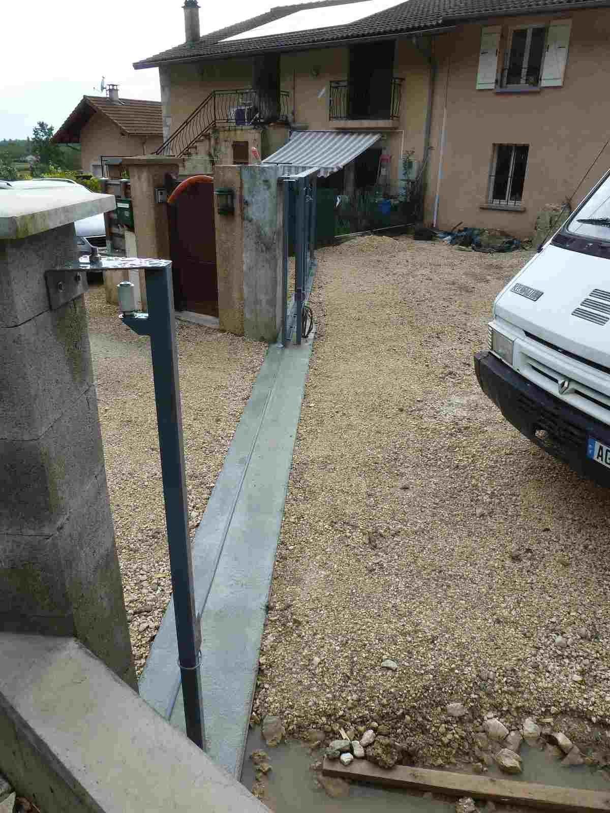Réalisation d'un seuil de portail coulissant - ricaud paysage