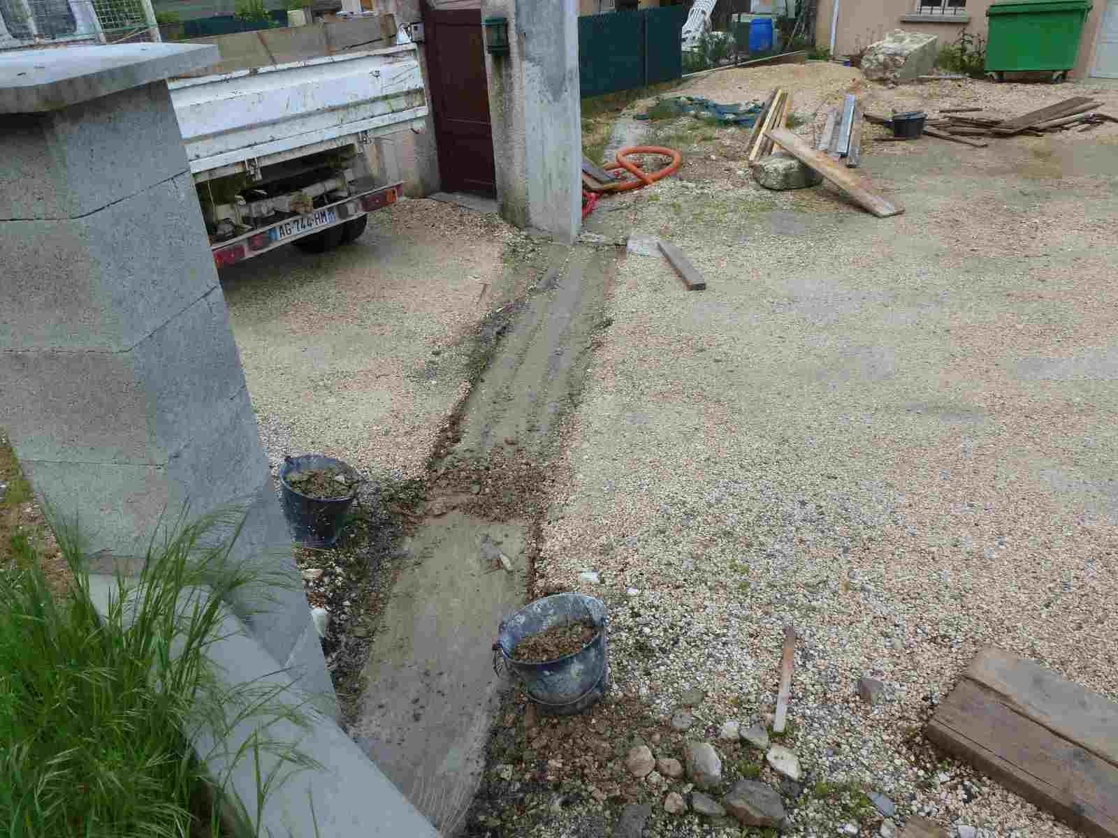 Réalisation d'un seuil de portail coulissant - ricaud paysage