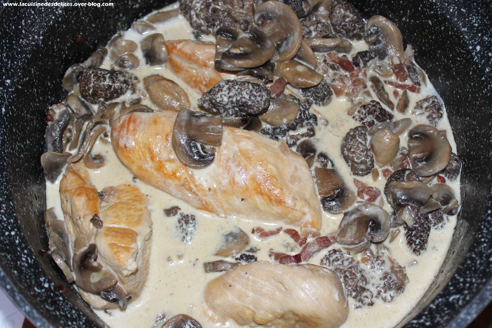 FILETS DE POULET {champignons, crème, vin blanc} - La cuisine des délices