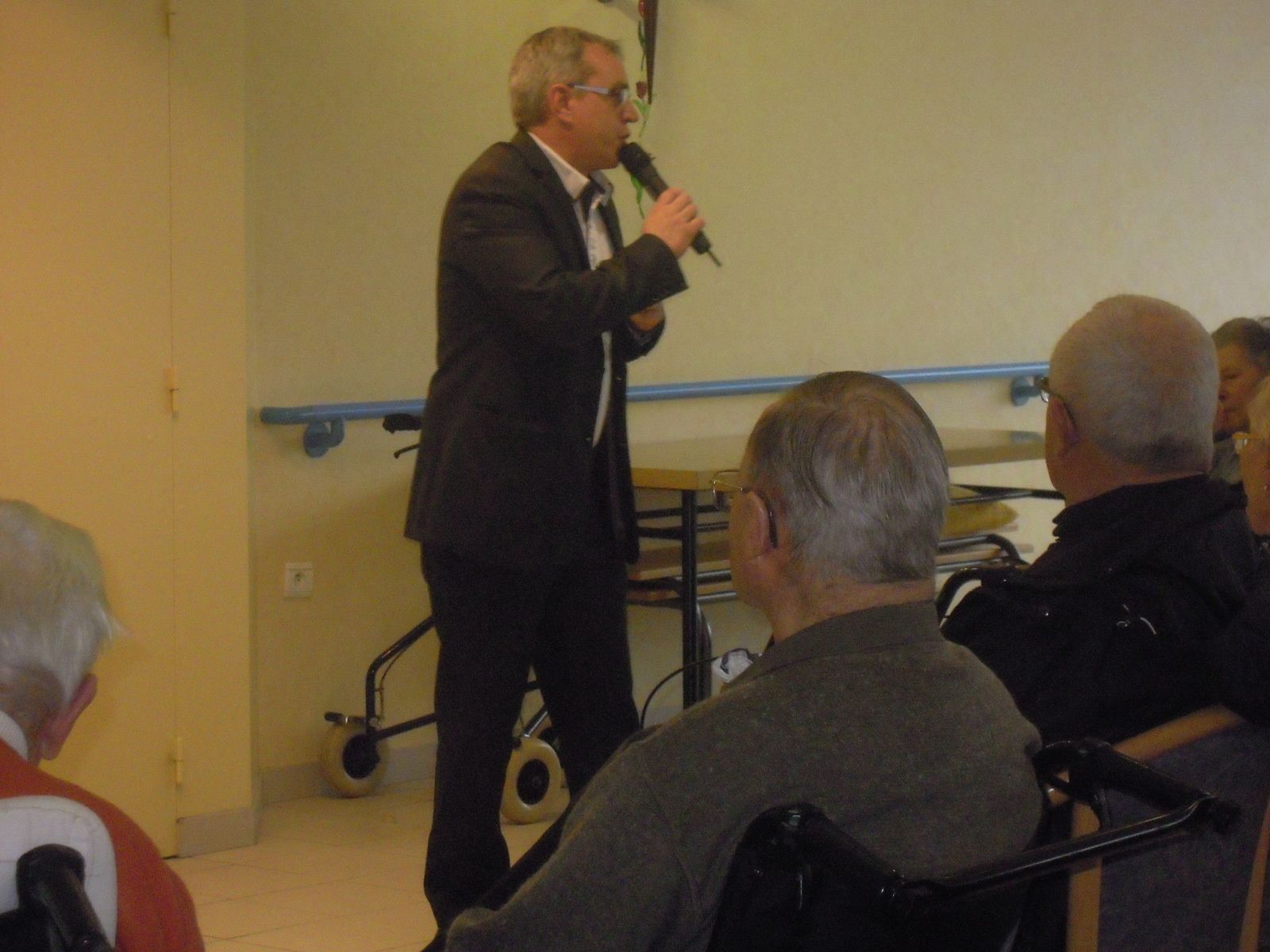 Un gouter d'accueil avec Mr Gillard, Directeur de la Roseraie ...