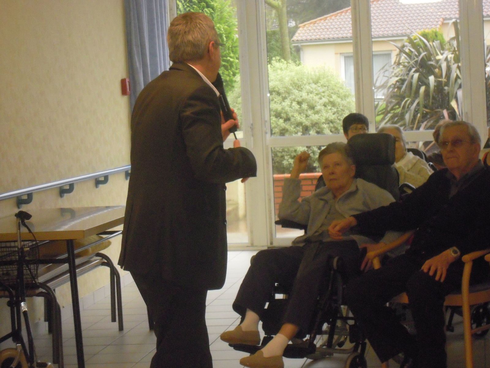 Un gouter d'accueil avec Mr Gillard, Directeur de la Roseraie ...