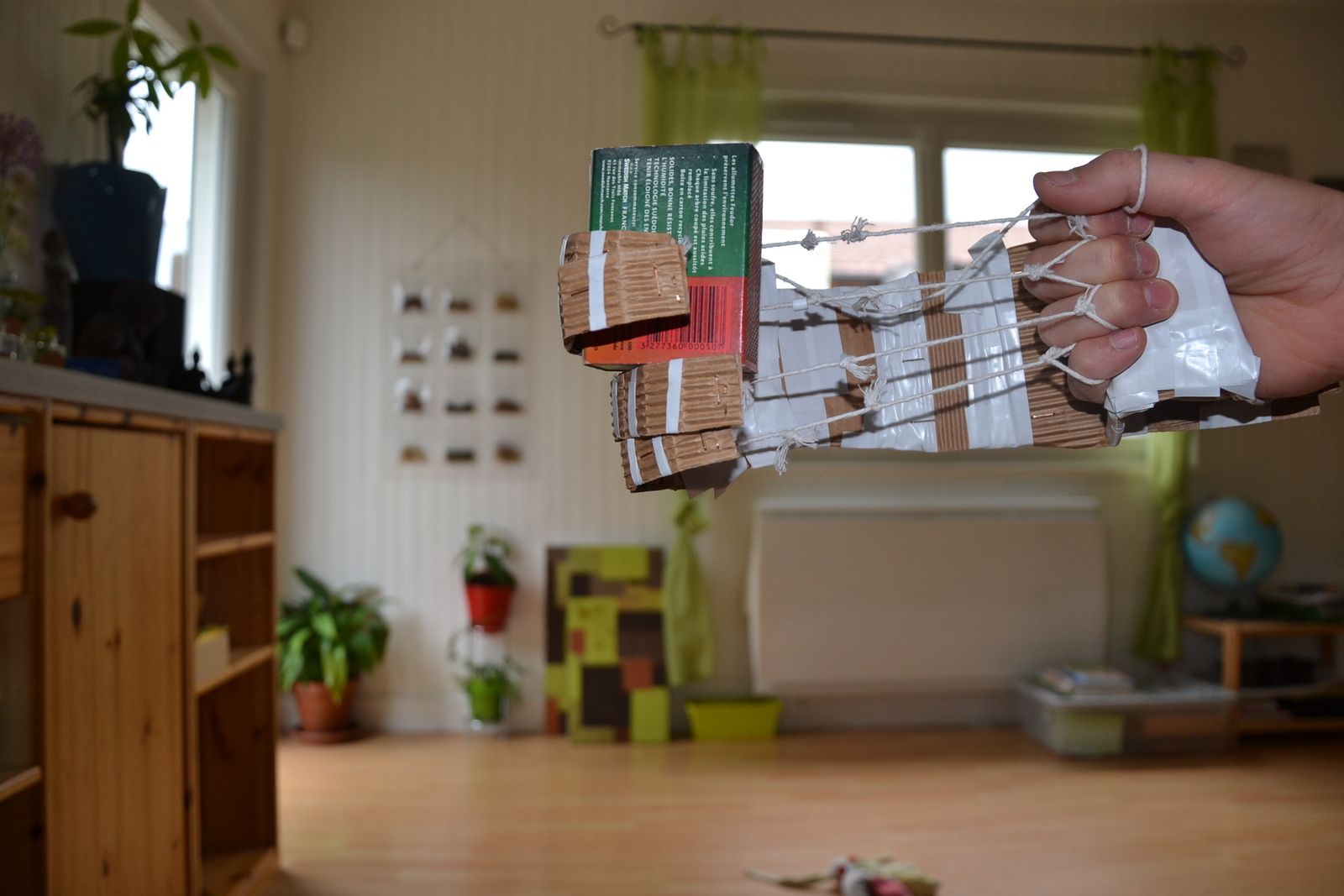 Main articulée en carton - Le journal de Marin