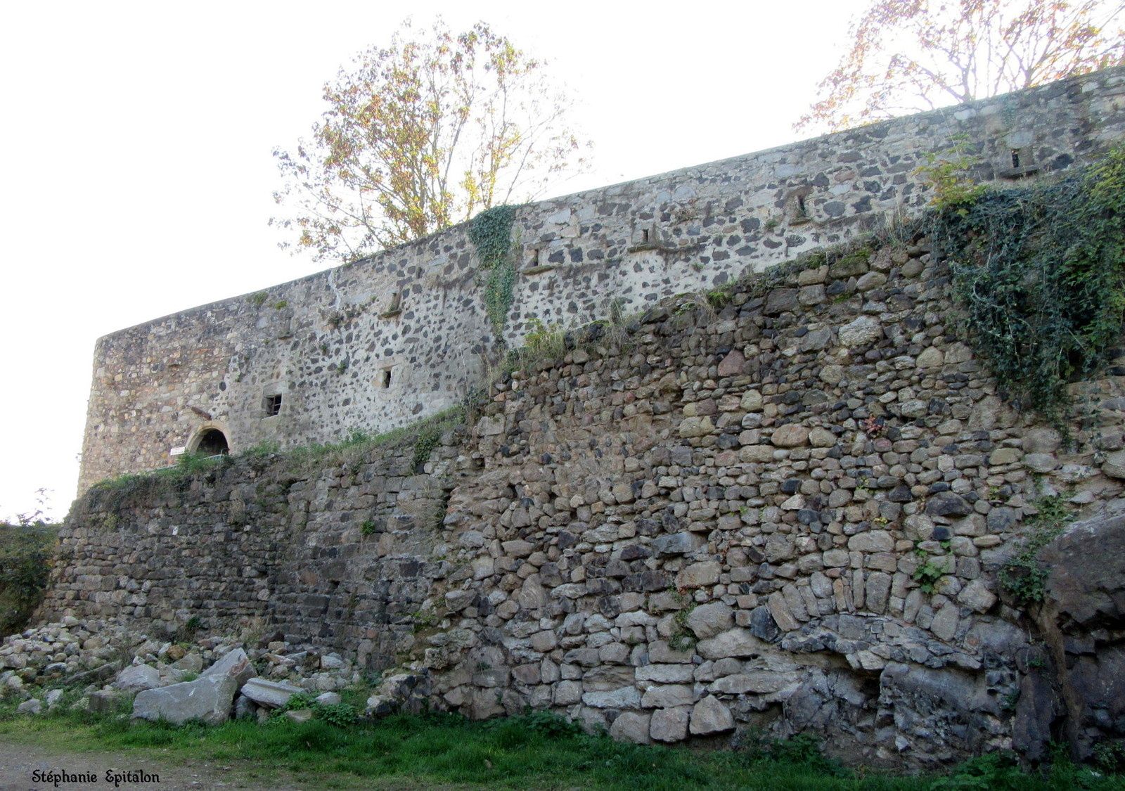 Le quartier du Calvaire, le couvent de la Visitation et les remparts ...