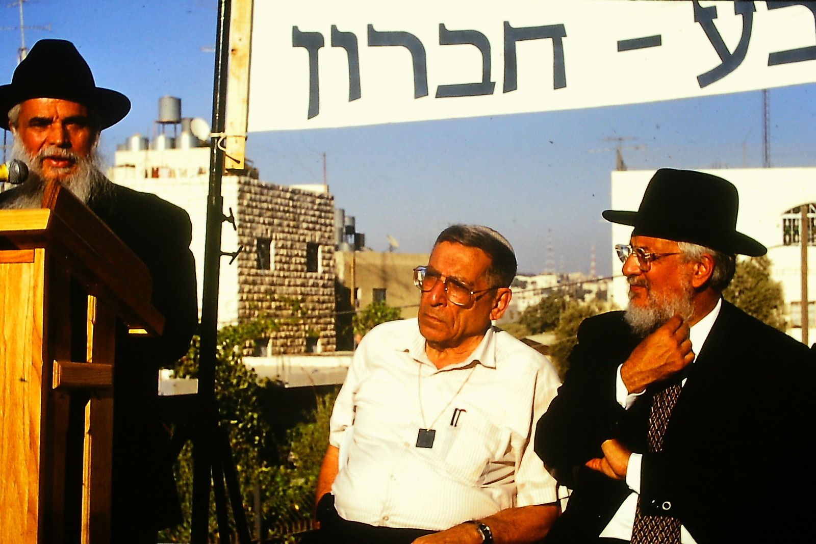 Messages codés : Alef ? Tav. Beth ? Shin. Abraham ? Israël. 1948 ? 1948 ...