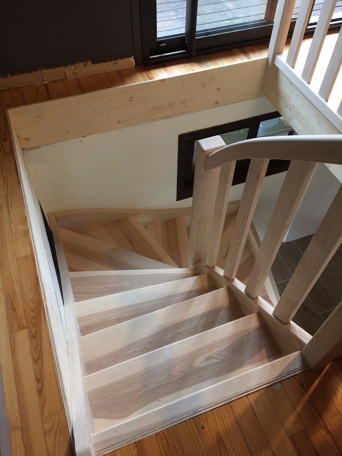 Réalisation chevêtre et pose escalier en bois de frêne - Menuiserie "Le ...