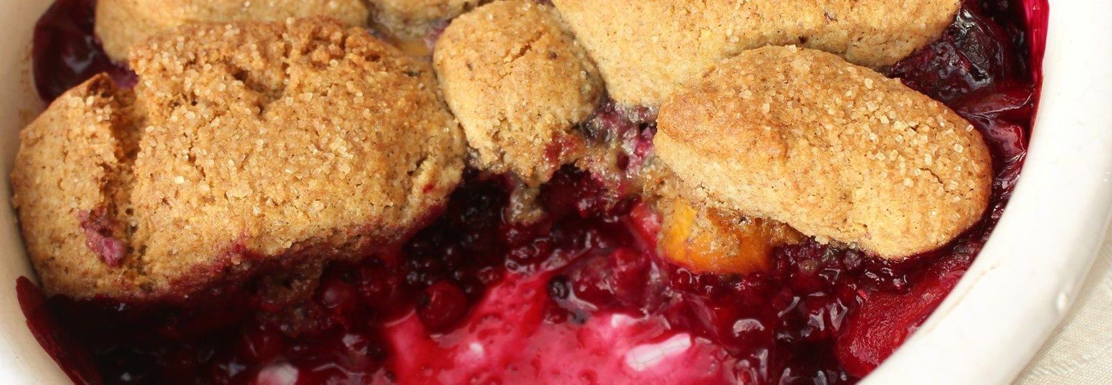 Cobbler revisité aux fruits variés (fruits rouges et kakis) et à la ...