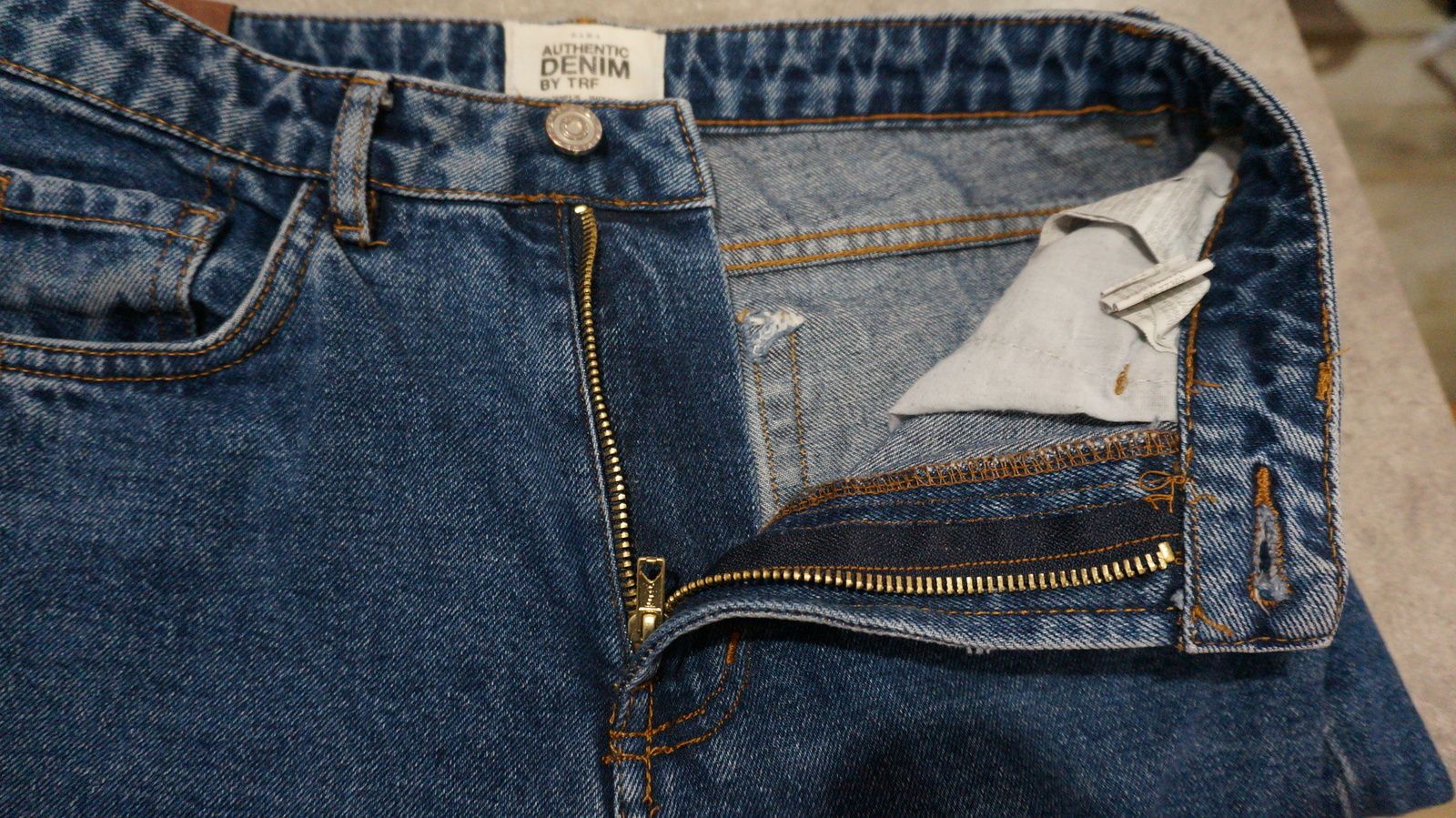 Changement de la fermeture du jeans de Constance - Fée Alex