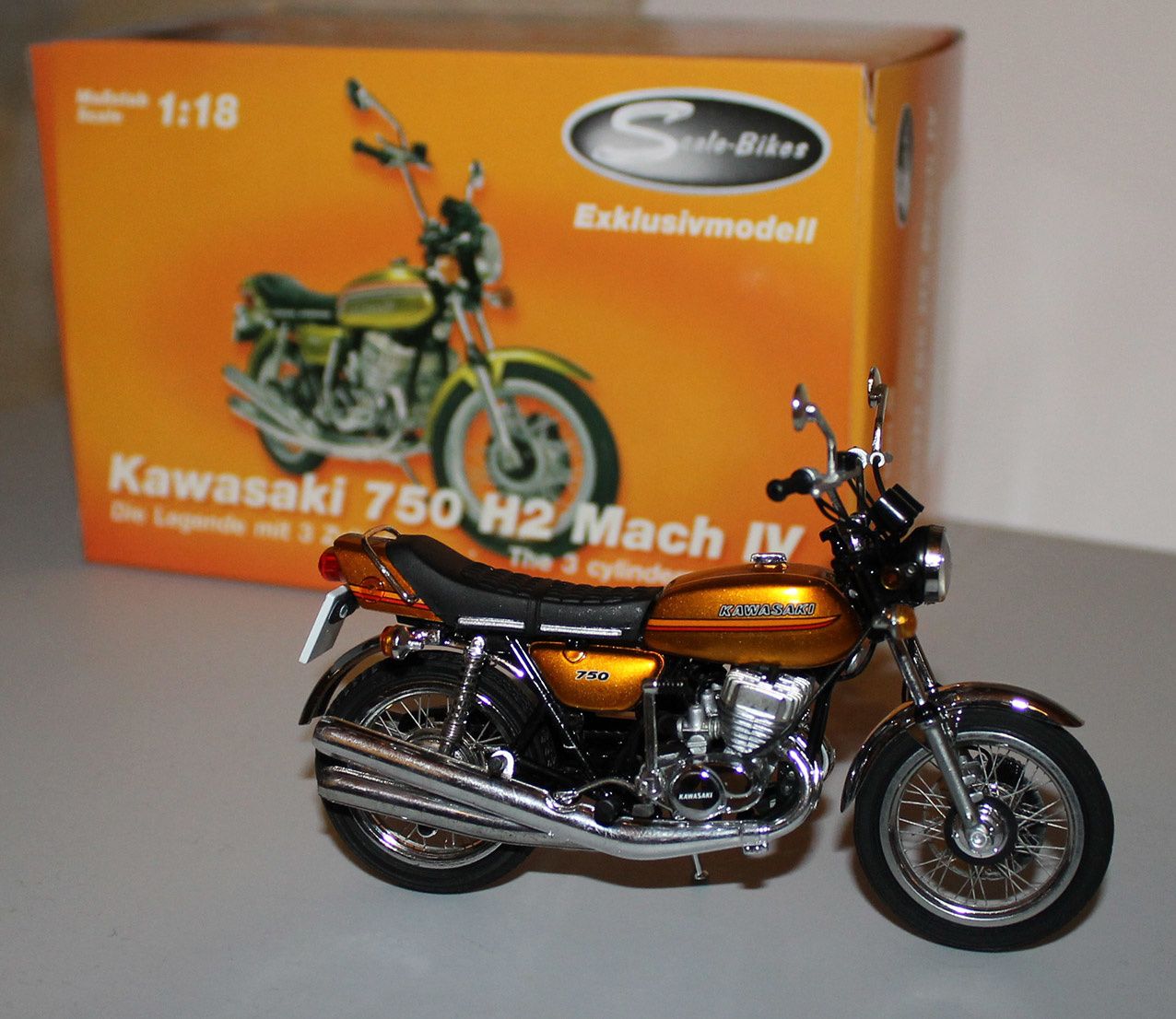 Kawasaki 750 H2 Mach IV 1973 1/18 - small.bikes