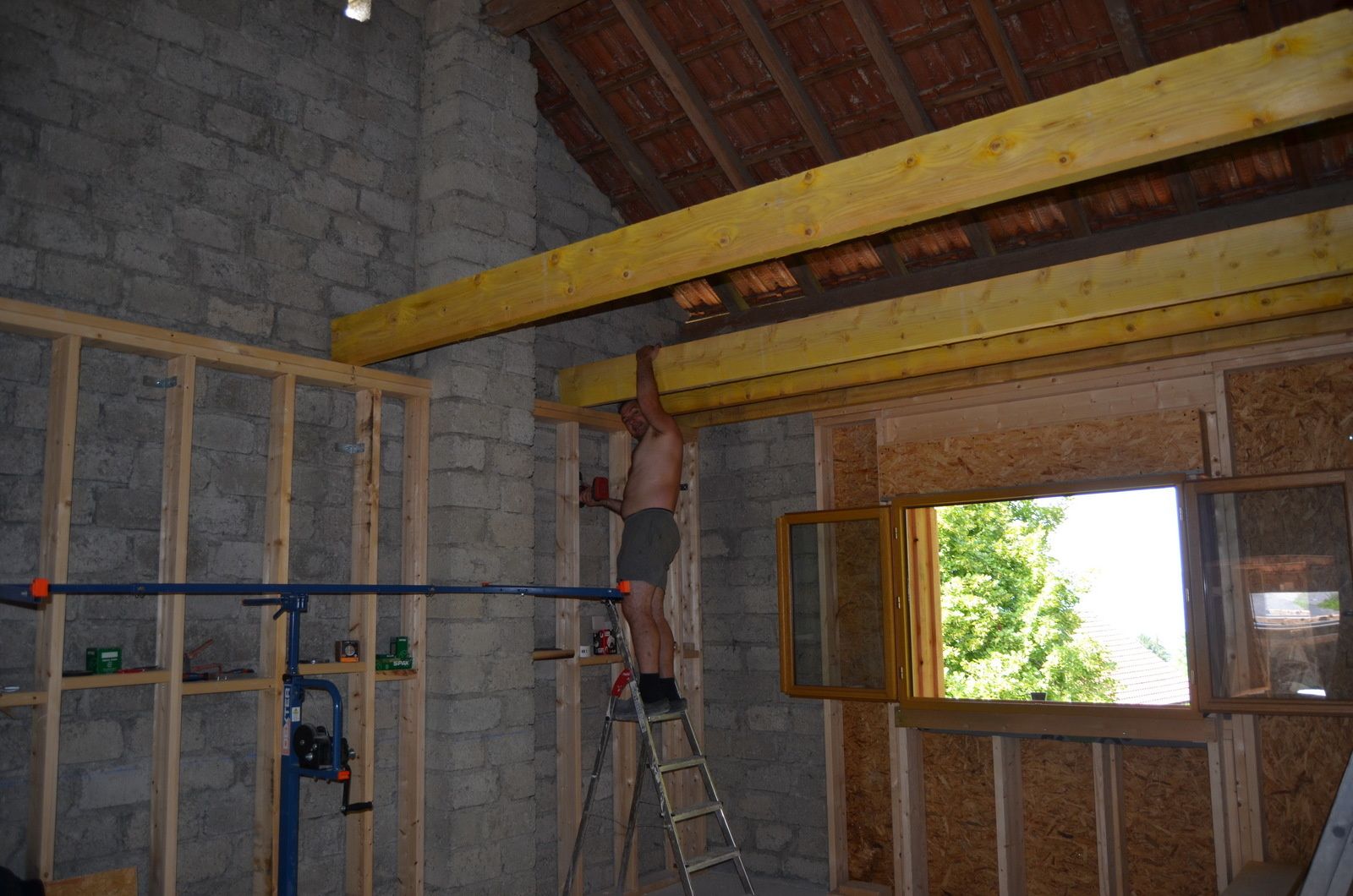 Mise en place du solivage - Chambres Ouest - Une grange en Haute-Savoie