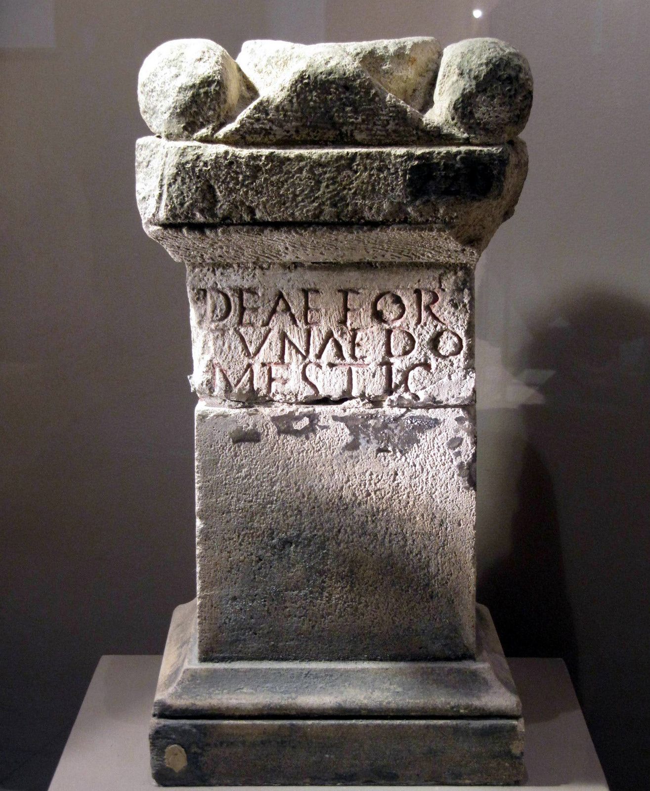 Petit autel domestique à Grand et Nancy ( Lorraine) - Arts des religions