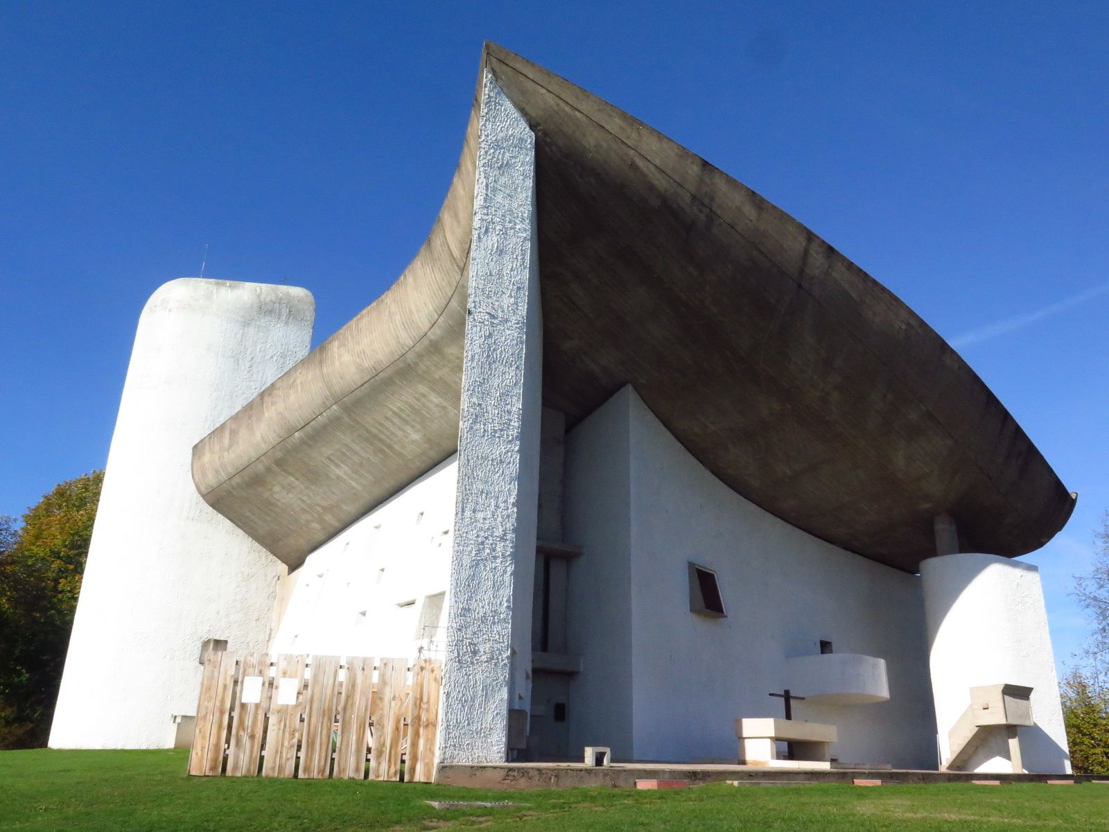 Extérieur de la Chapelle de Ronchamp (Haute Saône) par Le Corbusier ...