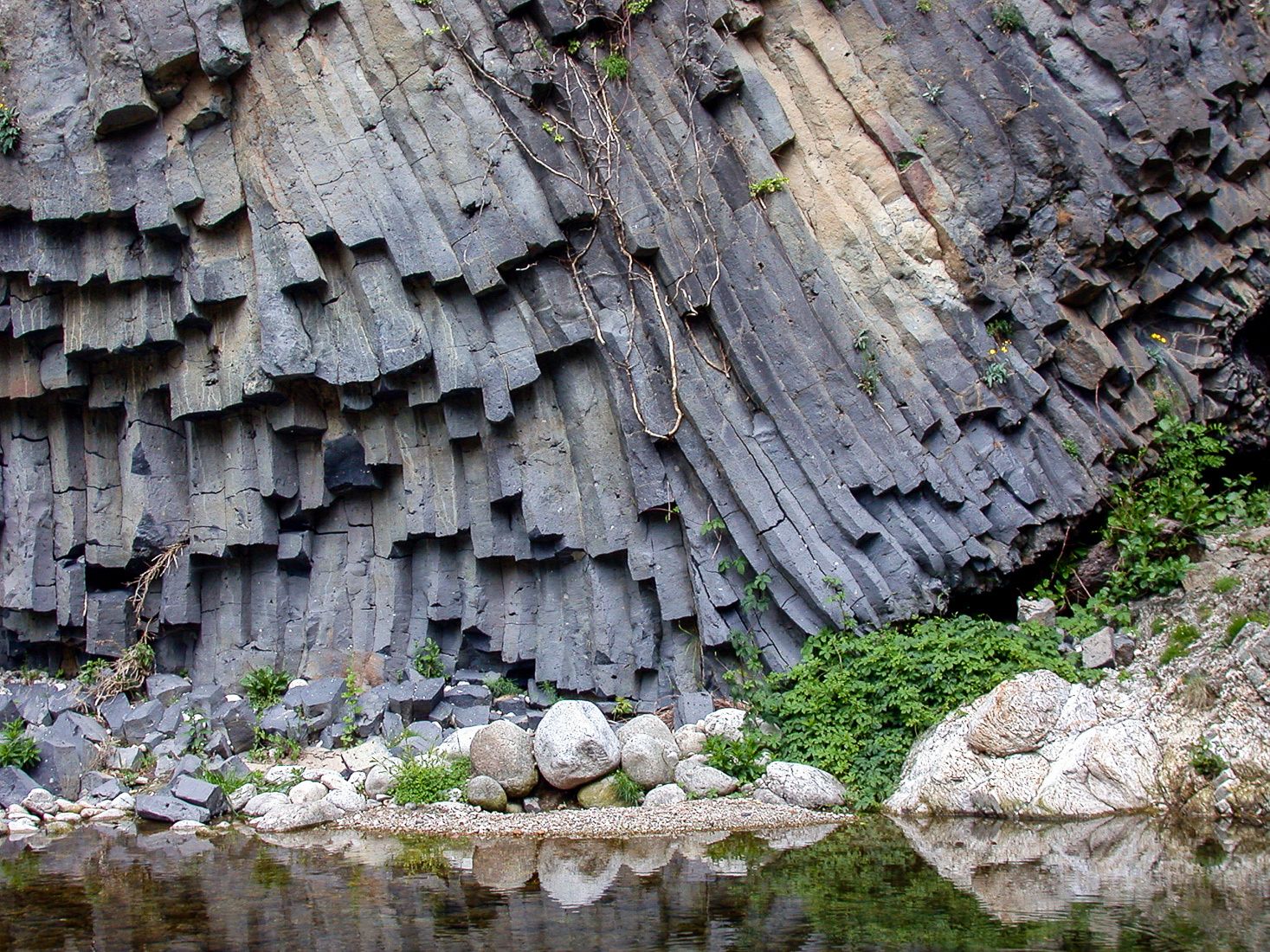 Les orgues de basalte de Jaujac en Ardèche - photosfrance.over-blog.com